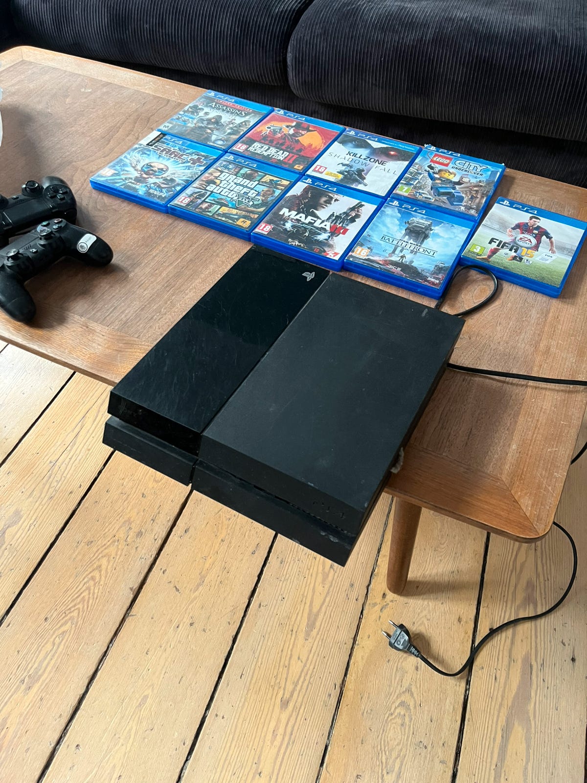 Playstation 4 m 2 controllere og 9 spil | DBA