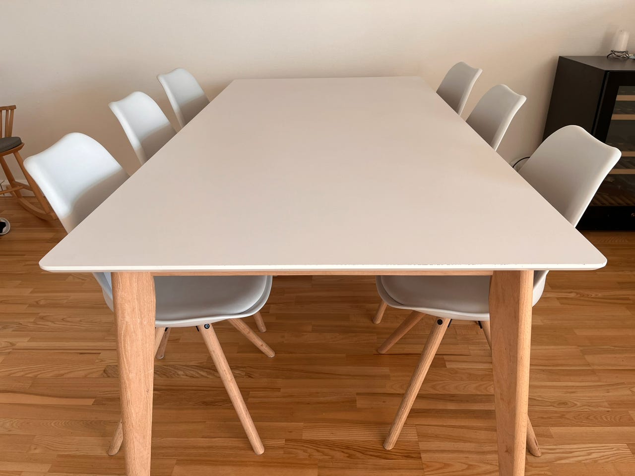 Spisebord inkl. 2 tillægsplader og 6 spisebordsstole | DBA