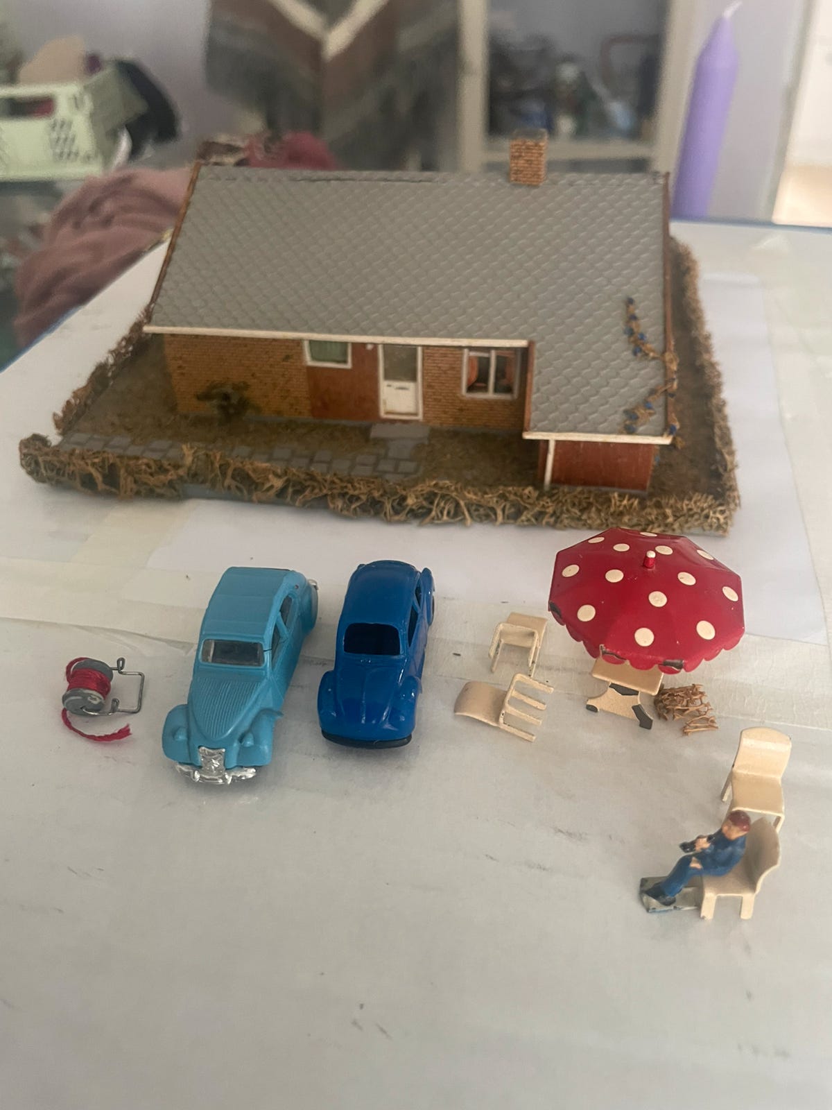 Hobby model hus med tilbehør i metal (vintage) | DBA