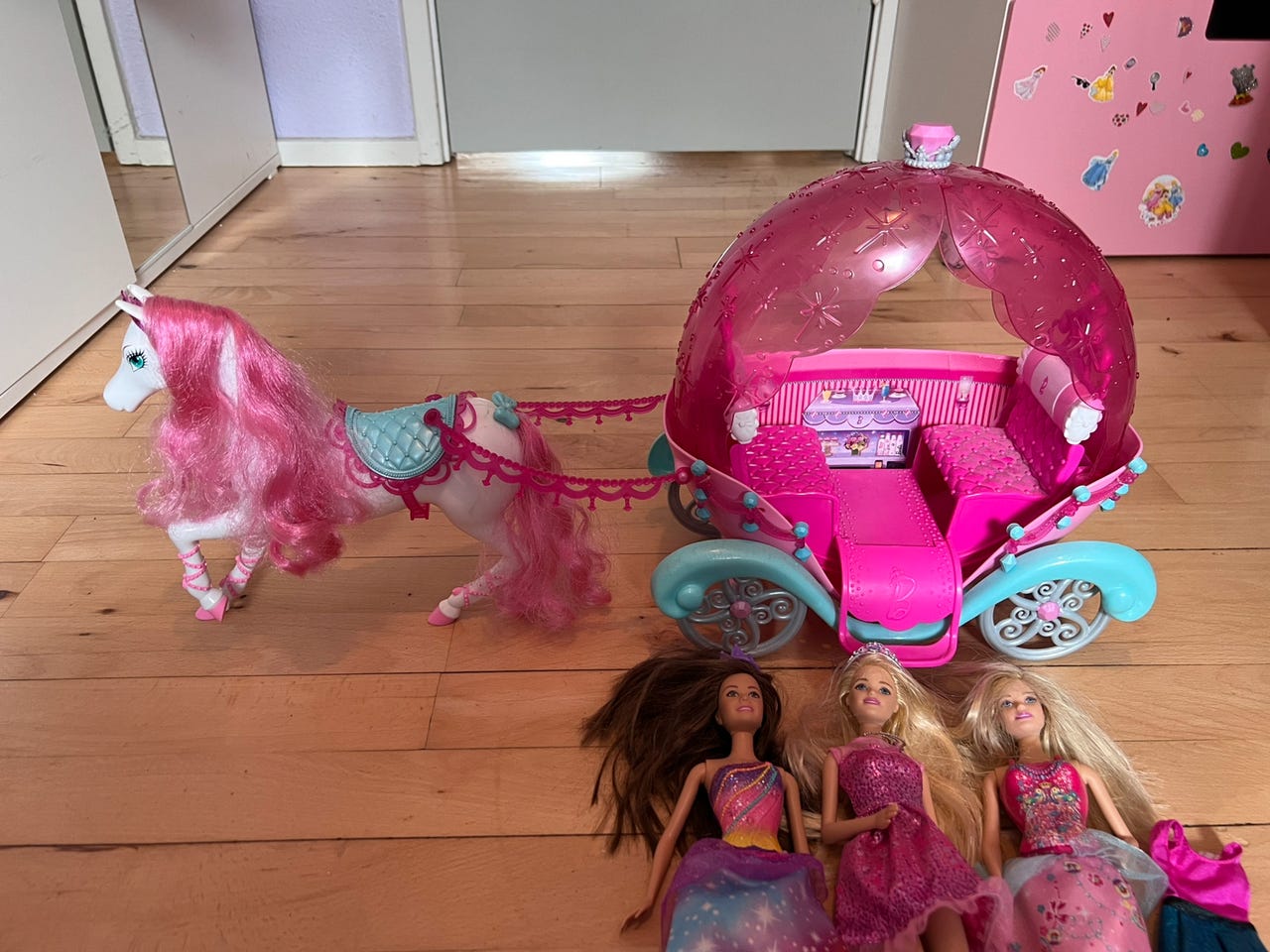 Barbie karret med hest og 3 dukker | DBA