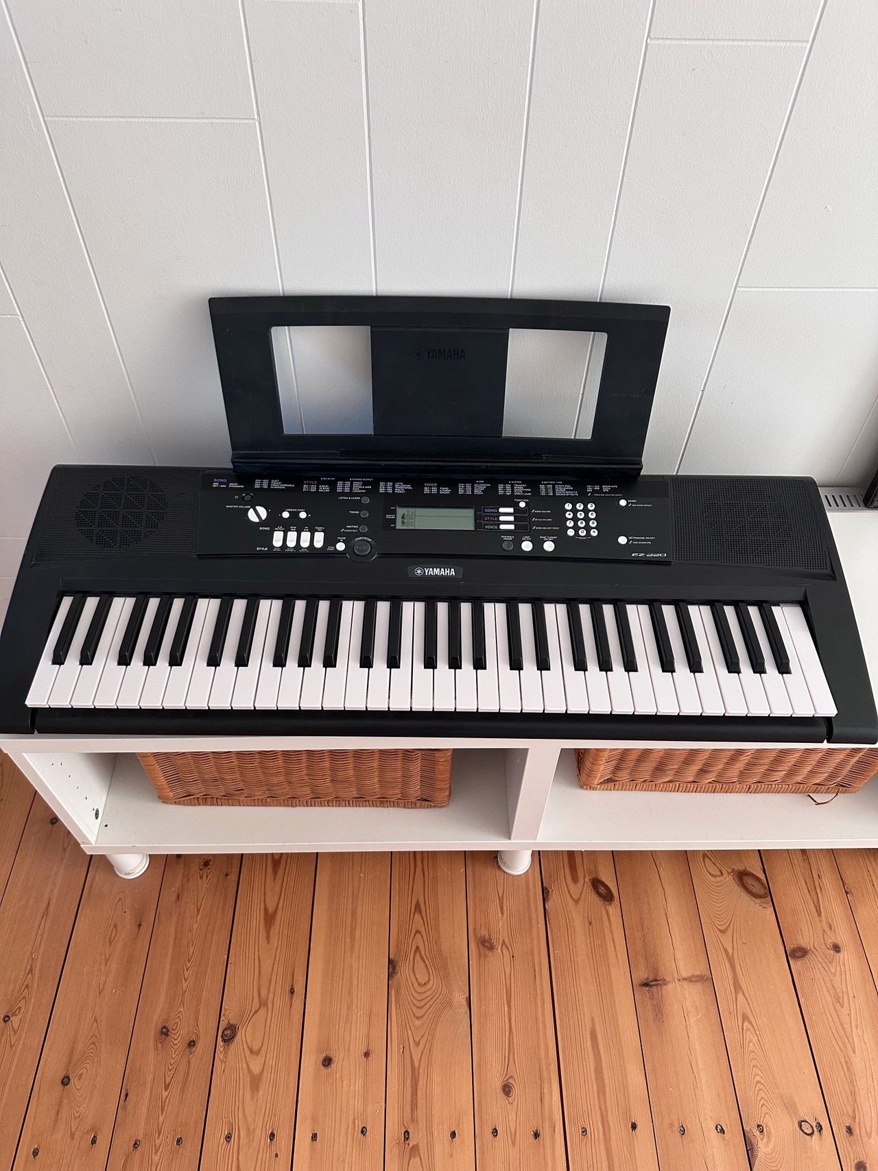 Keyboard Yamaha EZ-220 | DBA