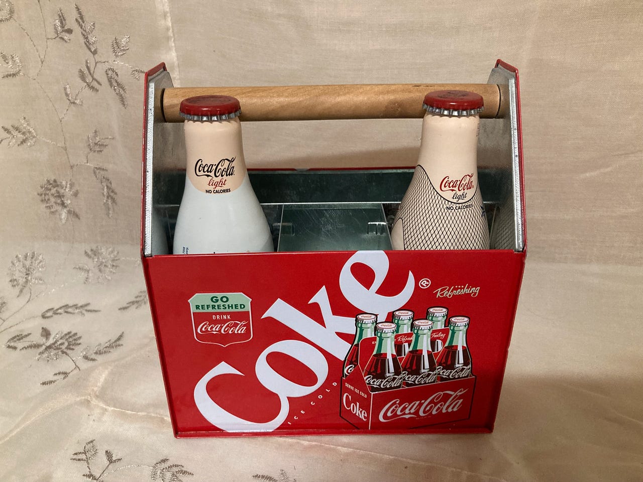Coca Cola metalkasse og 2 metal flasker med indhold. | DBA