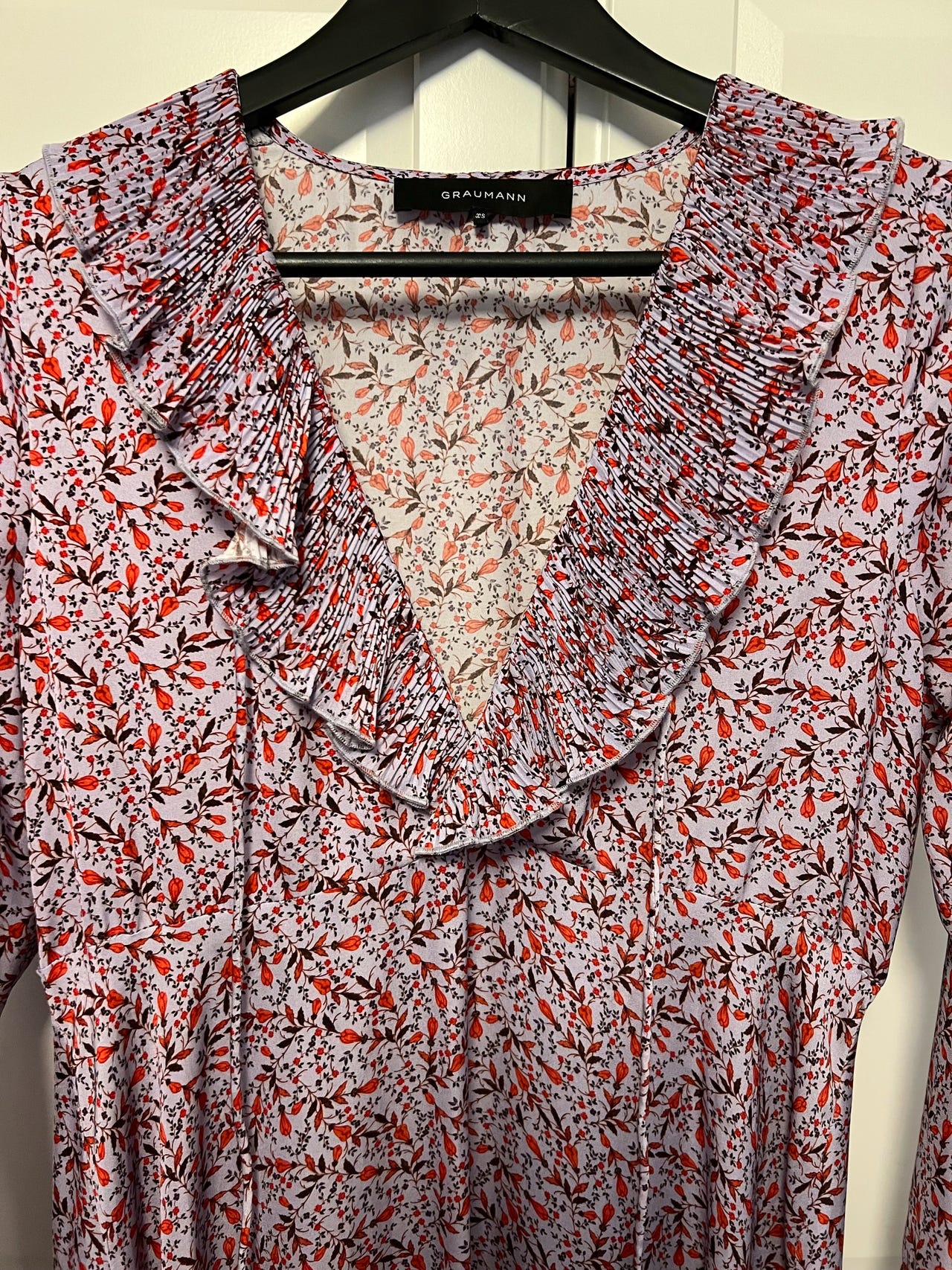 Smuk Graumann kjole med fine detaljer og print | DBA