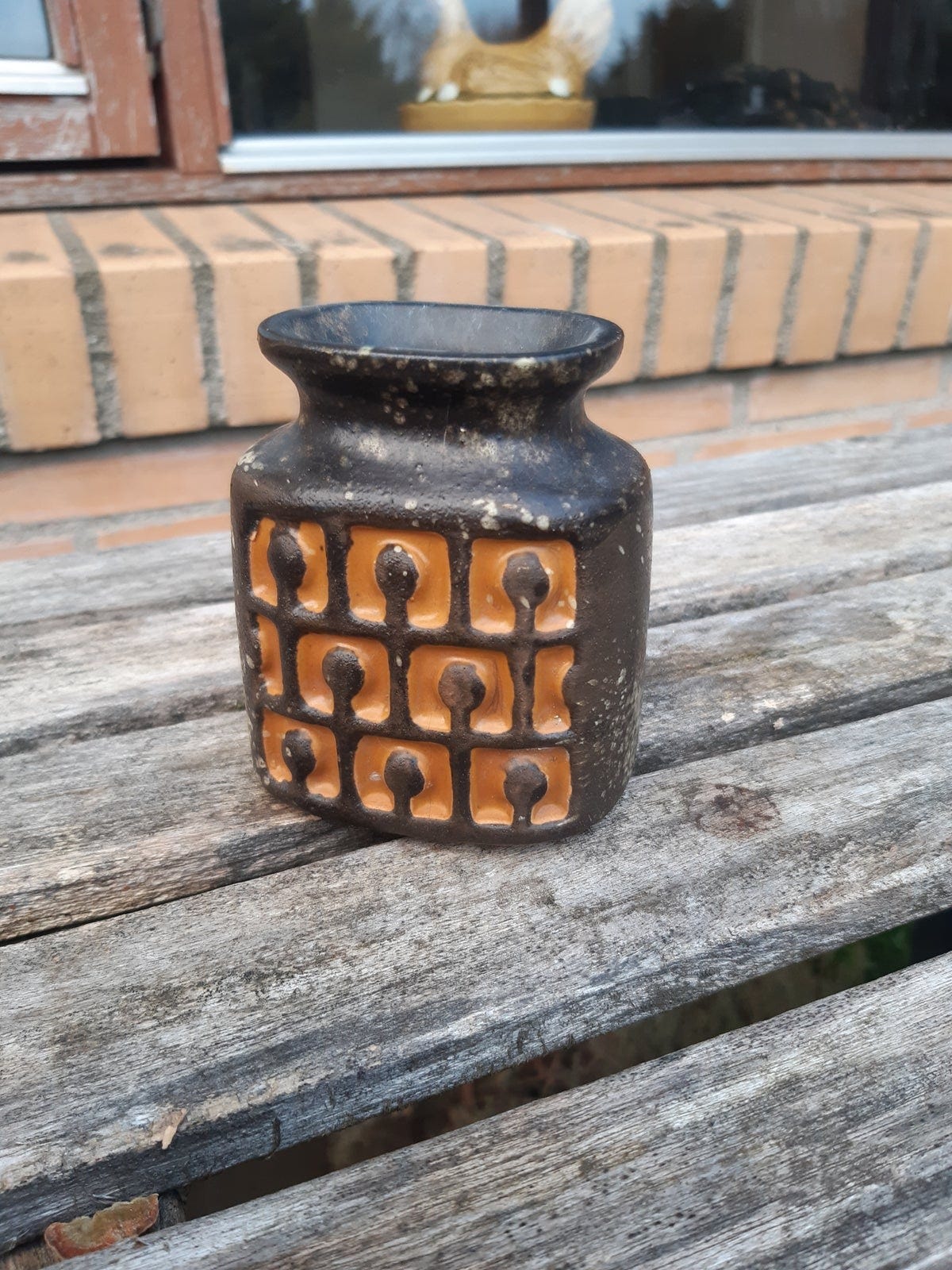 Keramik, Lille vase, flad/relief-mønstret | DBA