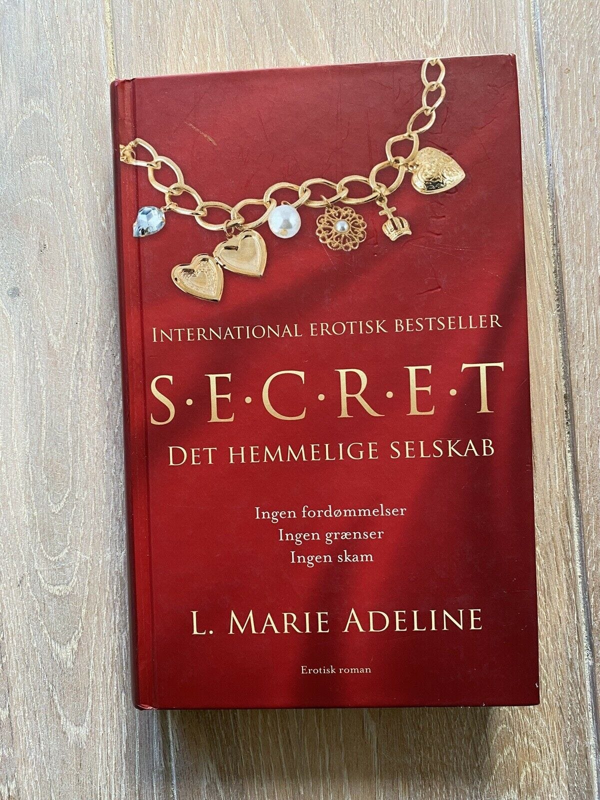 Secret, L Marie Adeline, emne: erotik | DBA