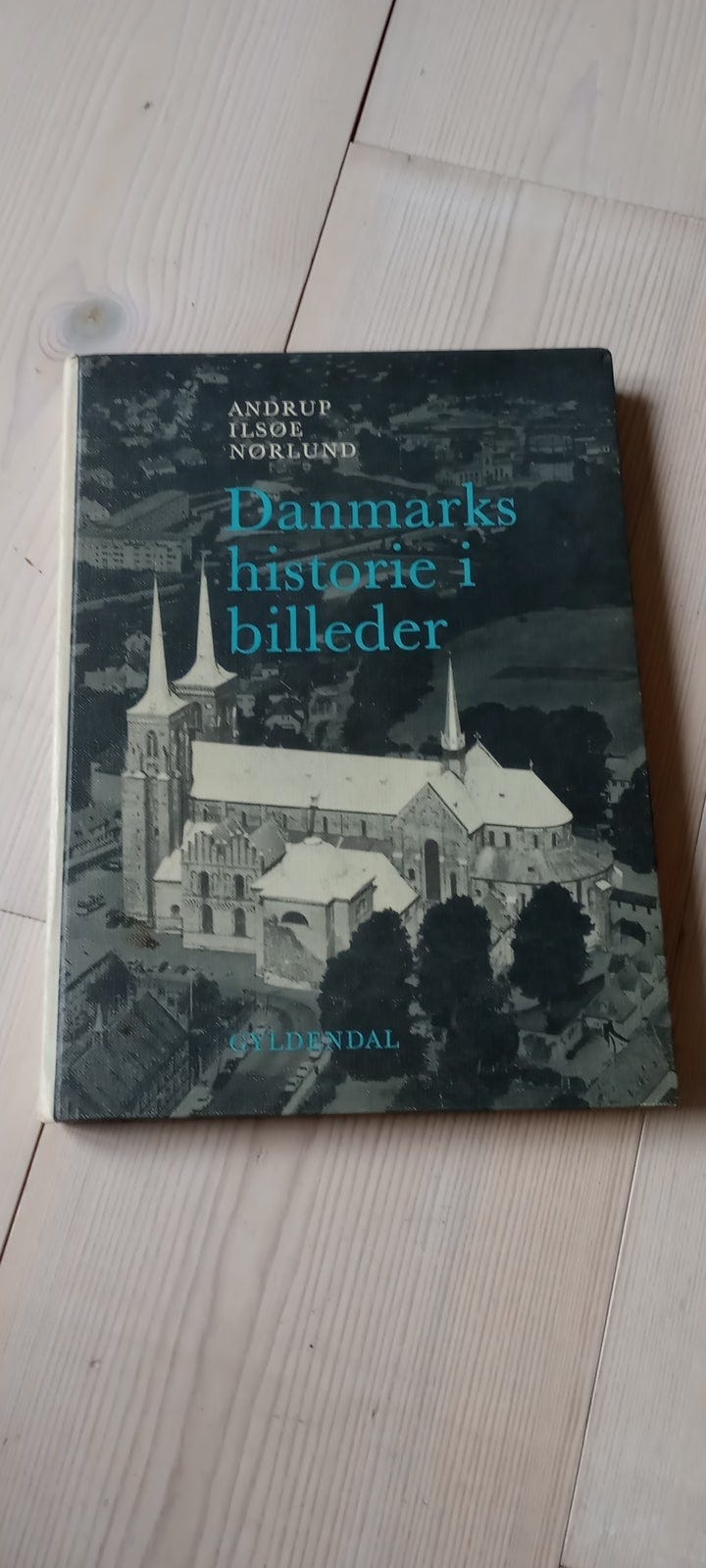 Danmarks historie i billeder, emne: historie og samfund | DBA