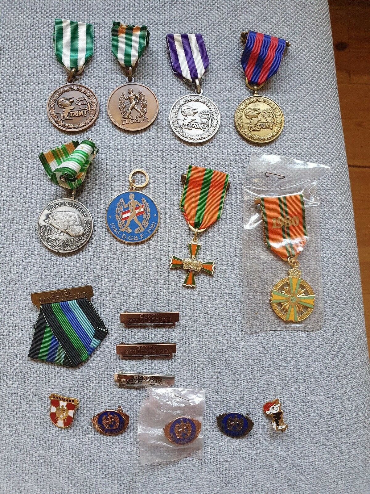 Emblemer, 12 marchmedaljer og emblemer fra Dansk Gangforbund | DBA