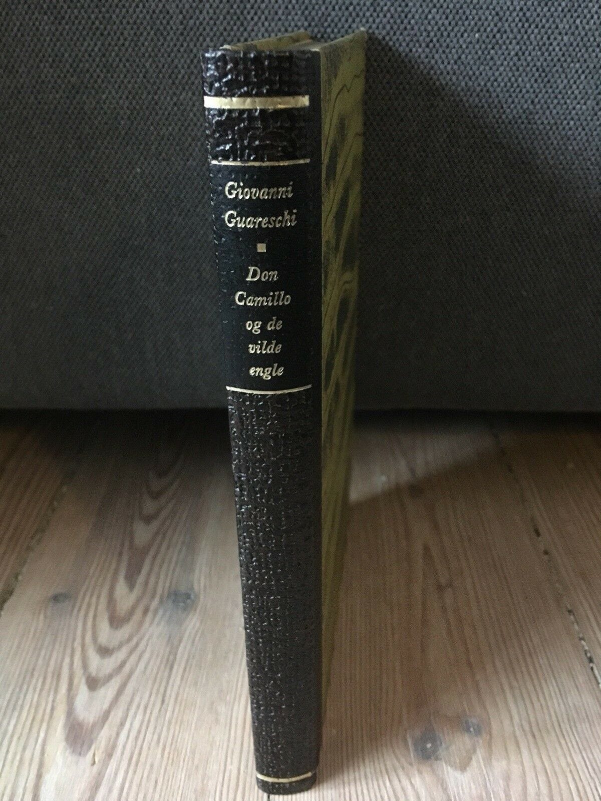 Don Camillo og de vilde engle, Giovanni Guareschi, genre: roman | DBA