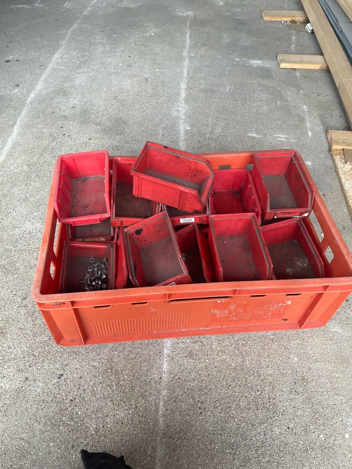 Reol med kasser til skruer etc. | DBA