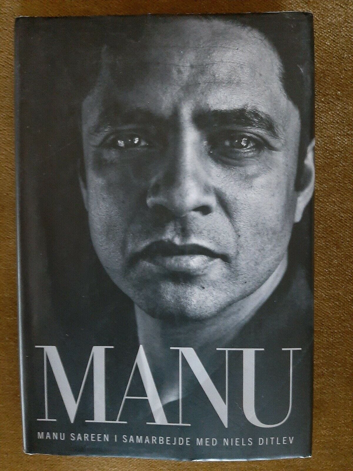 MANU, Manu Sareen, genre: biografi | DBA