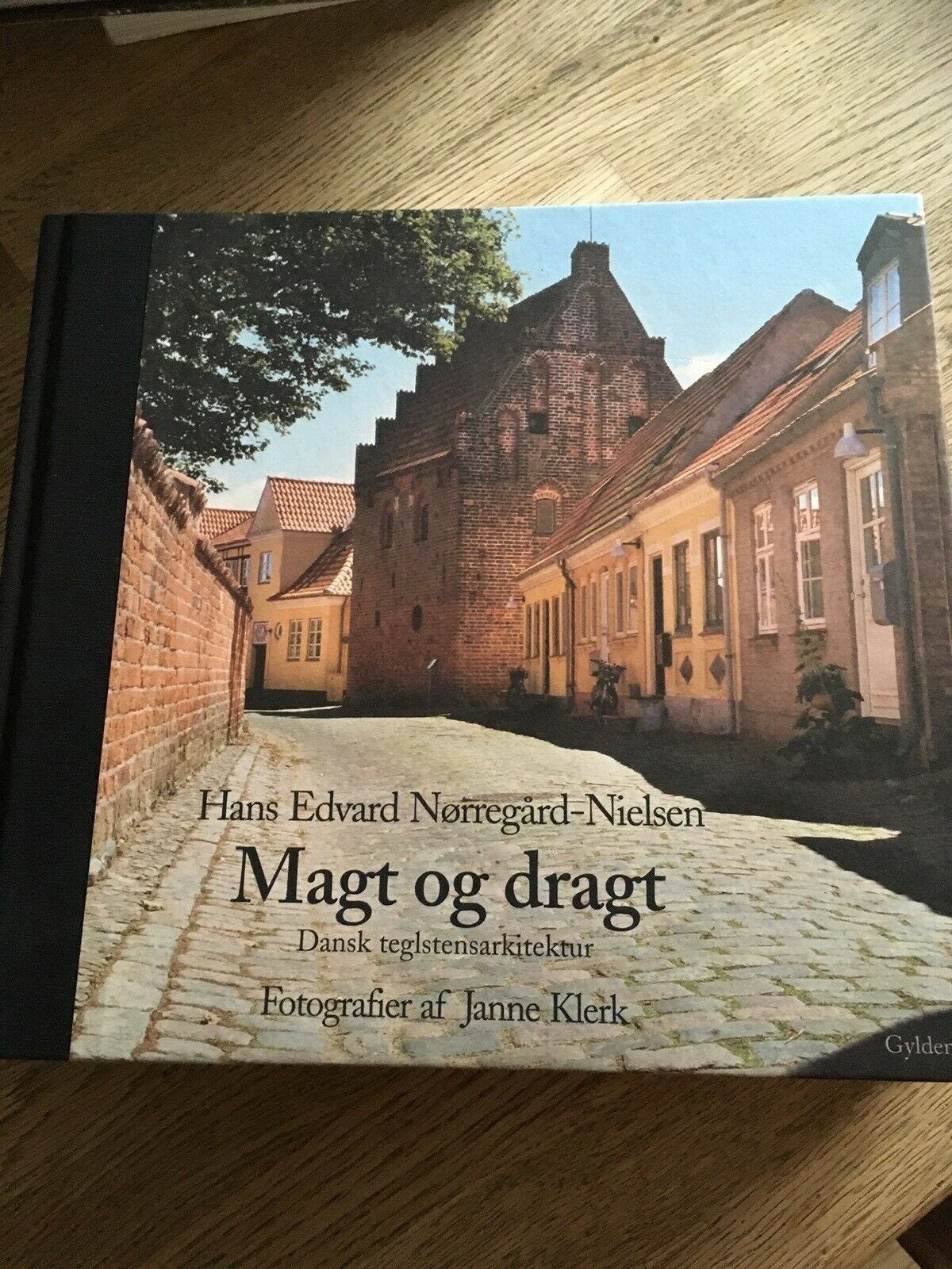 Magt og Dragt, Hans Edvard Nørregård-Nielsen, emne: historie og samfund ...