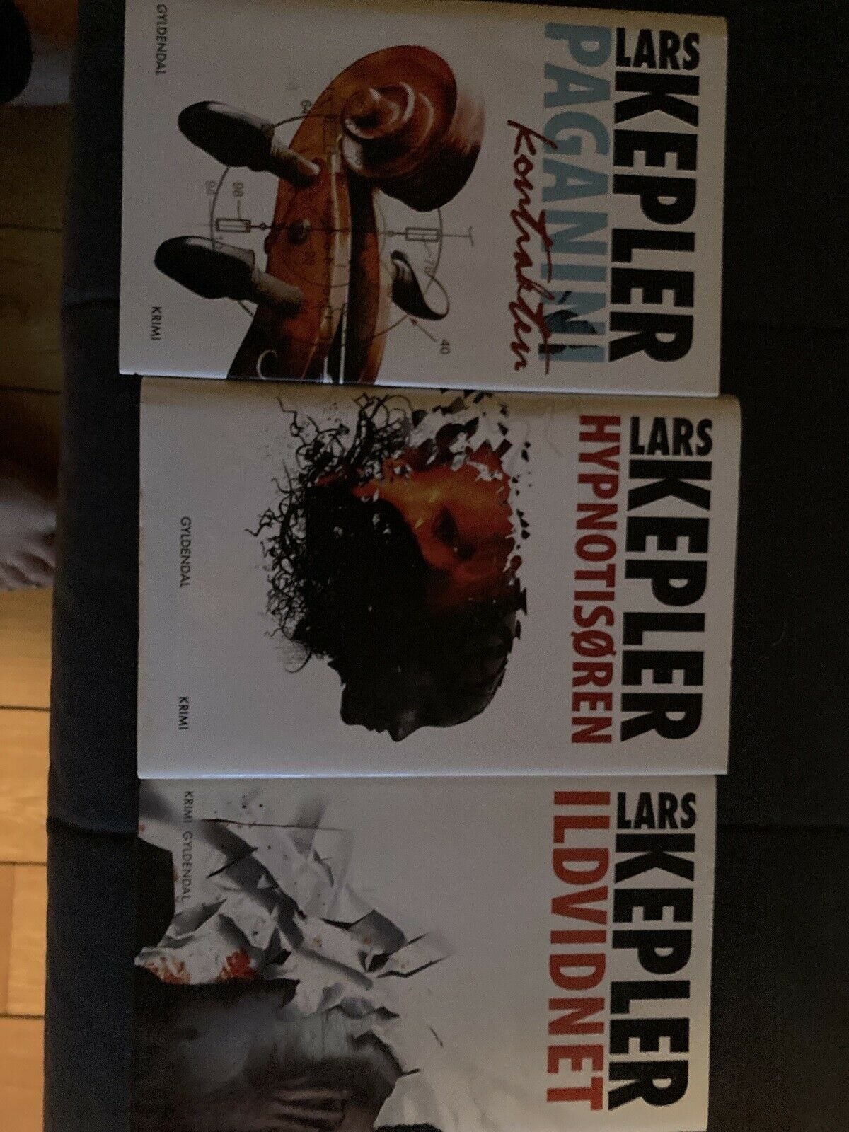 Stalker og andre , Lars Kepler, genre: krimi og spænding | DBA