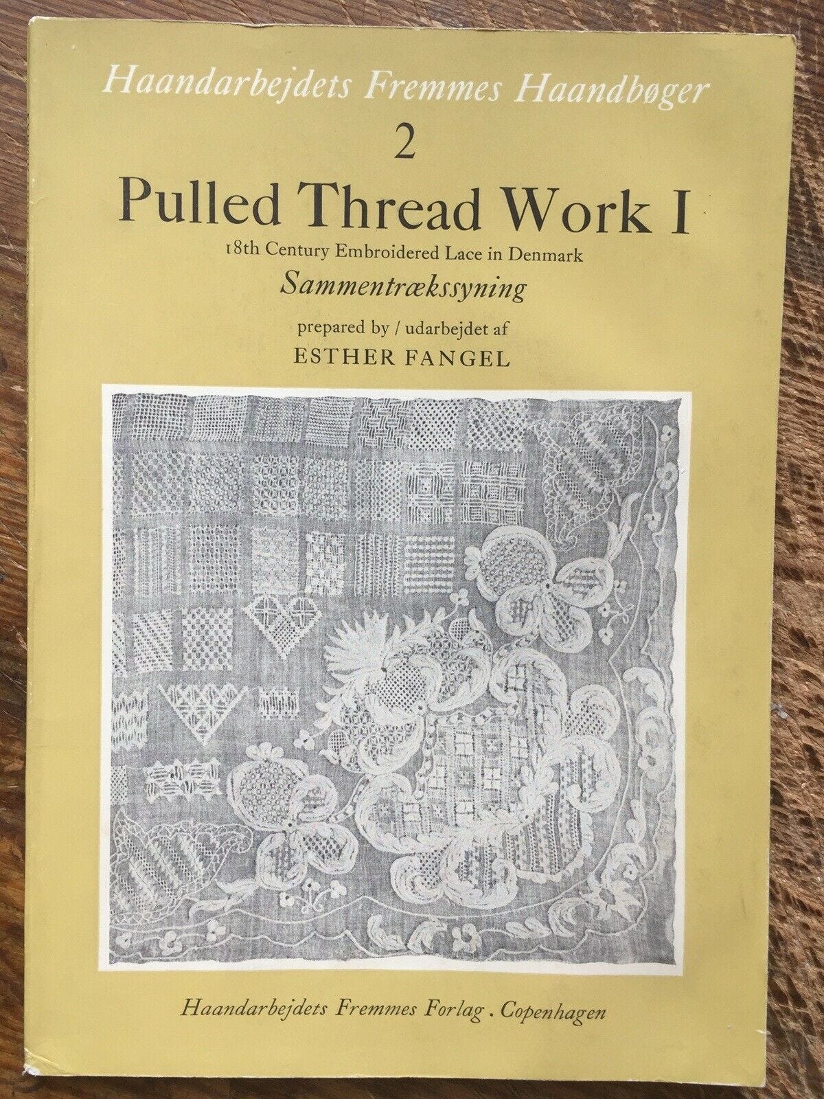 🪡🪽Pulled Thread Work I / Sammentrækssyning, Ester Fangel - 1958, emne: | DBA