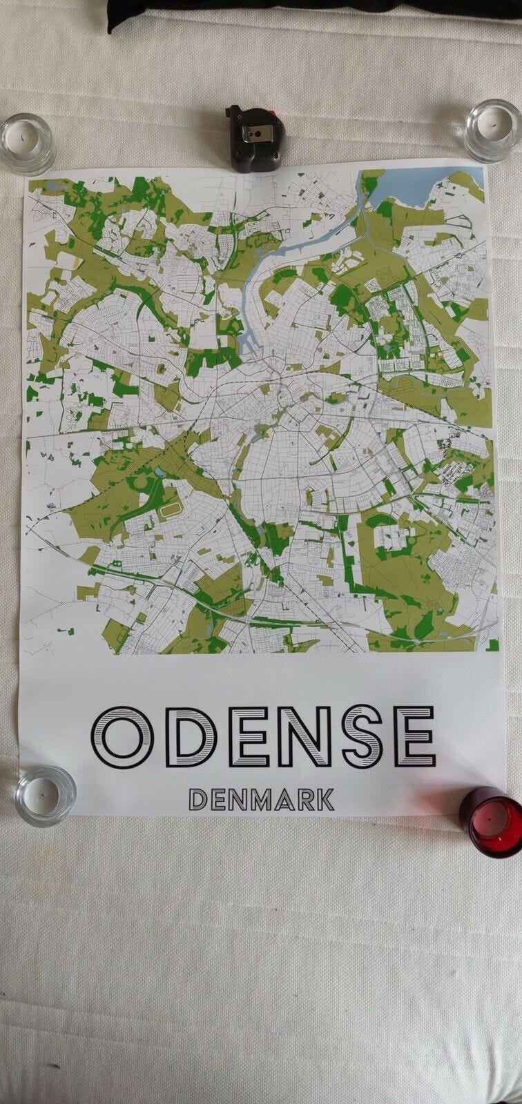 Høj glans grafisk tryk, motiv: Farverige Odense by med titel, b: 54.5 h: 75 | DBA