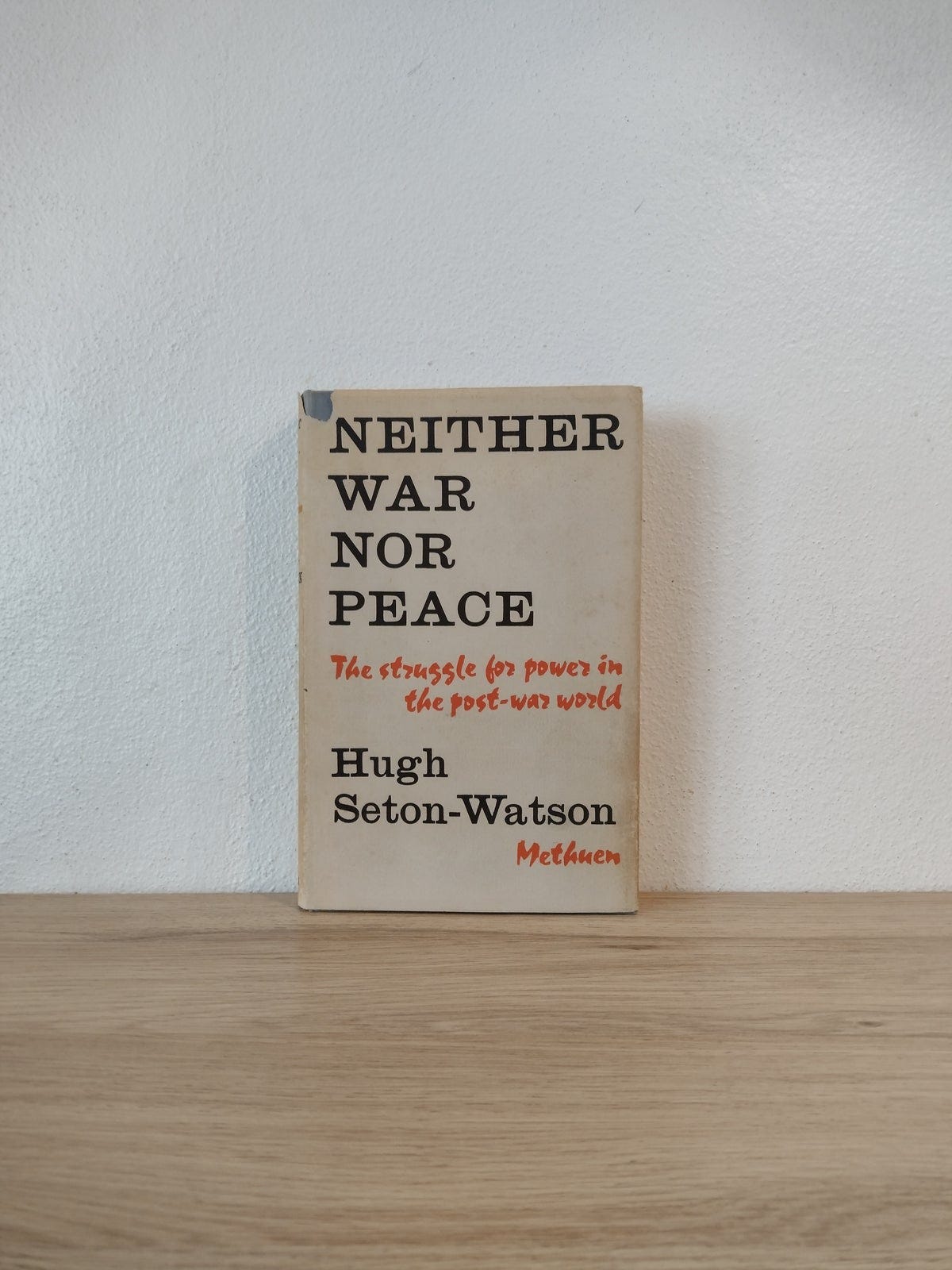 Neither War nor Peace , Hugh Seton-Watson , emne: historie og samfund | DBA
