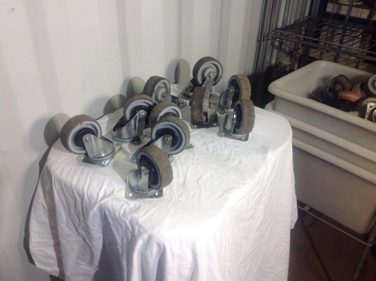 Hjul Drejelige til montering på møbler / kasser, Rente | DBA