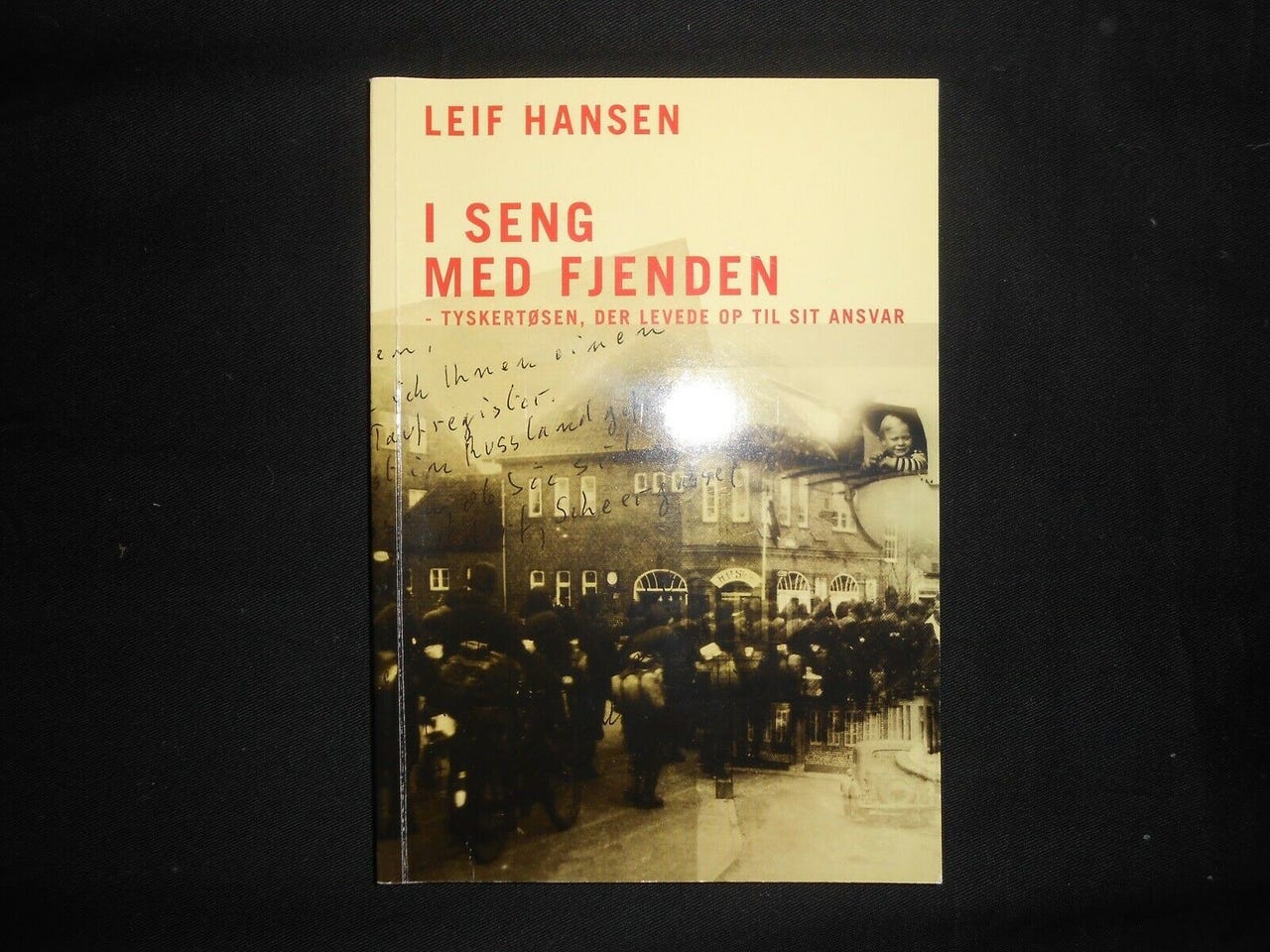 I seng med fjenden, signeret, Leif Hansen | DBA