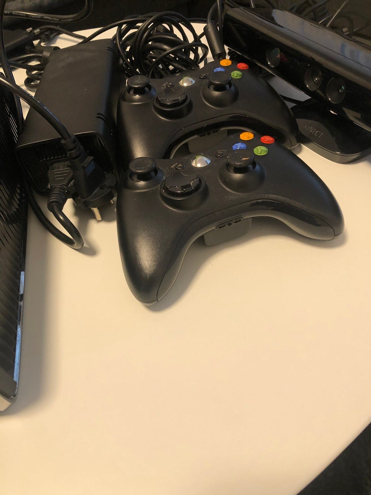 Xbox 360 Kinect, Xbox 350 + 2 controller + kinect, God | DBA