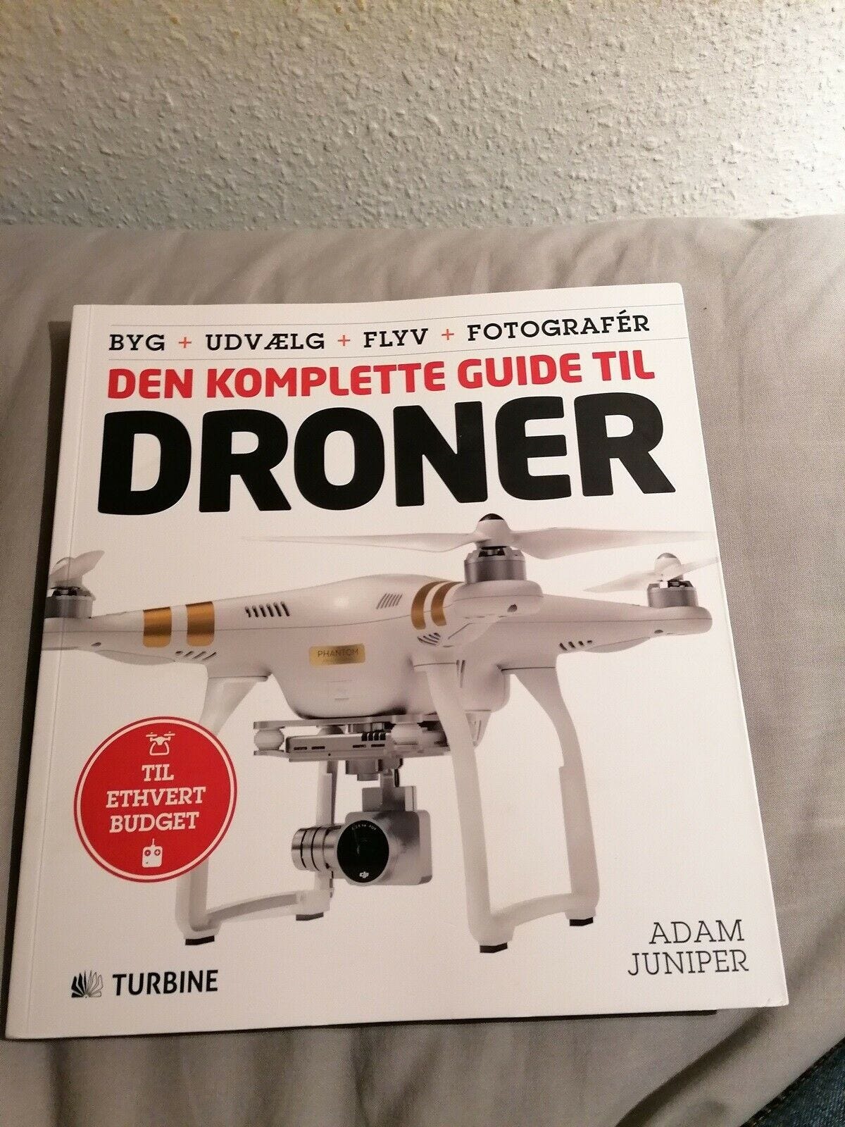 Den komplette guide til DRONER, Adam Juniper, emne: natur og teknik | DBA