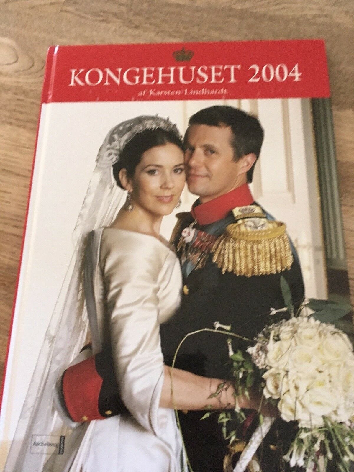 Kongehuset 2004, Karsten Lindhardt, genre: biografi | DBA
