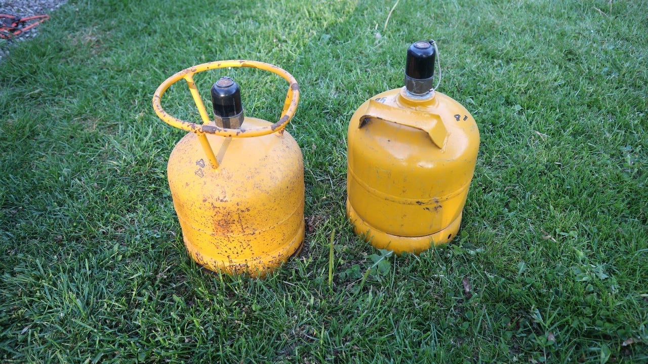 Gasflaske 2 kg. SÆLGES Det er kun den til venstre på billedet, der er ...