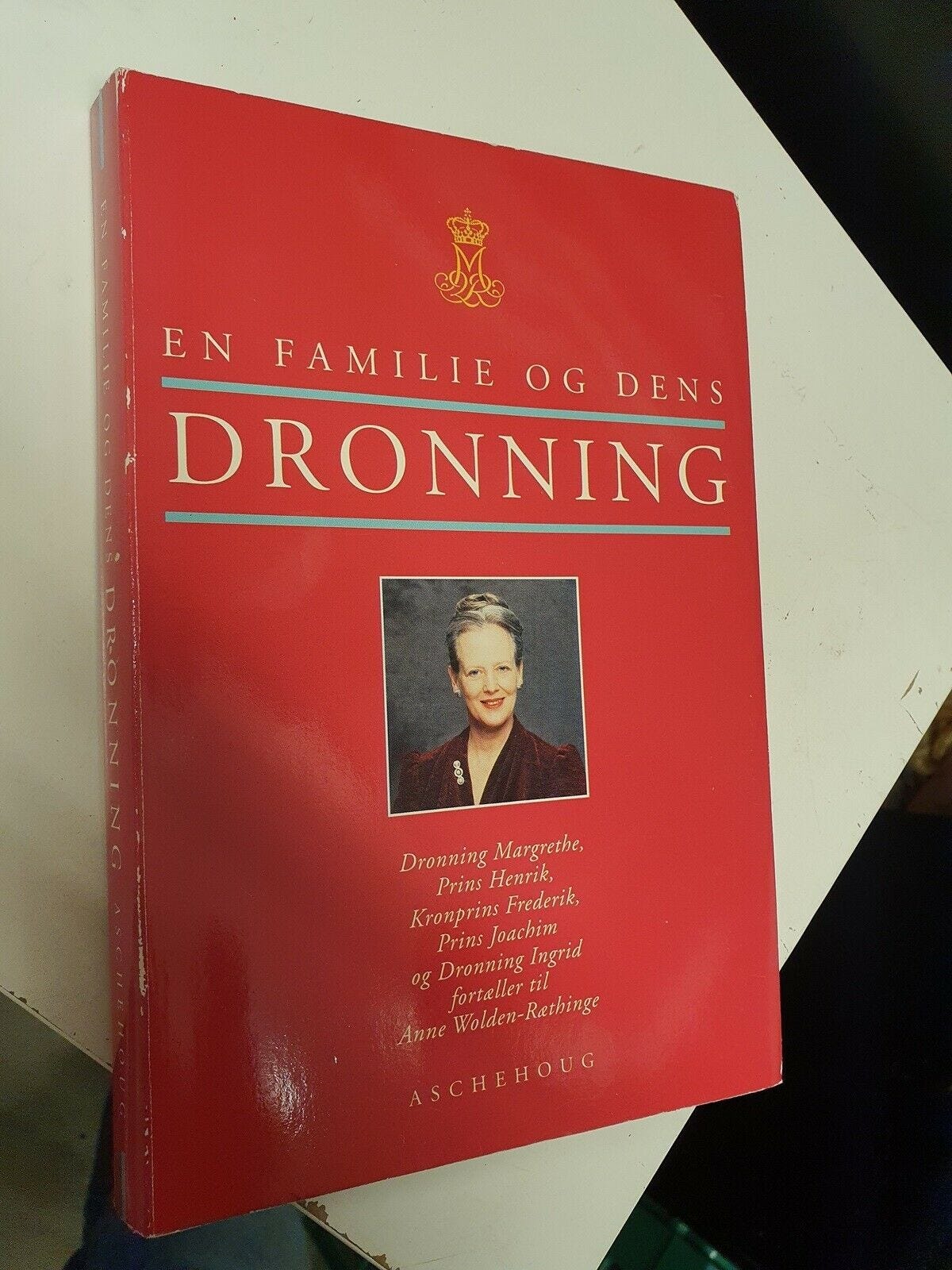 En familie og dens dronning, Anne Wolden-Ræthinge, emne: historie og samfund | DBA