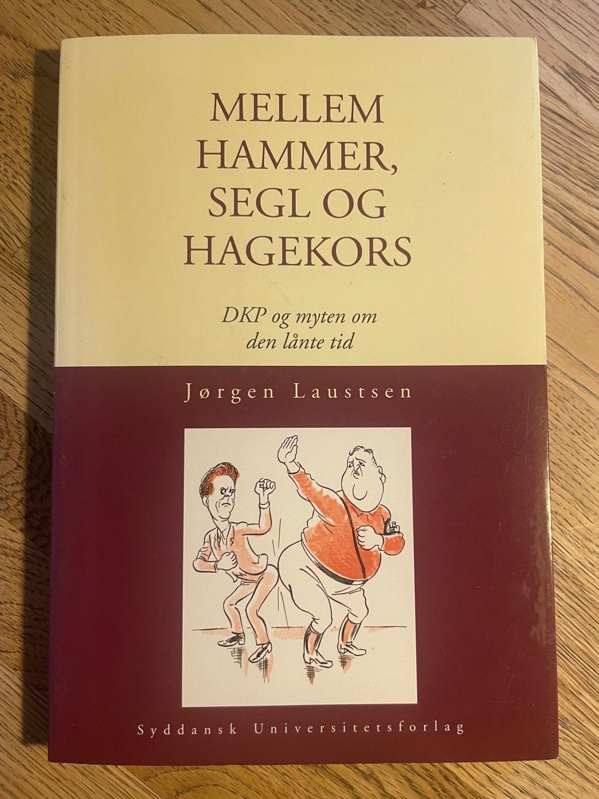 Mellem hammer, segl og hagekors, Jørgen Laustsen | DBA
