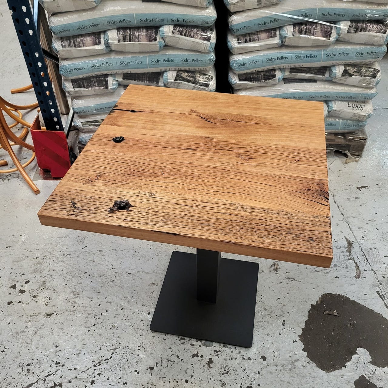 bord massiv eg top , sort fod . str. 70x70cm H.75cm | DBA