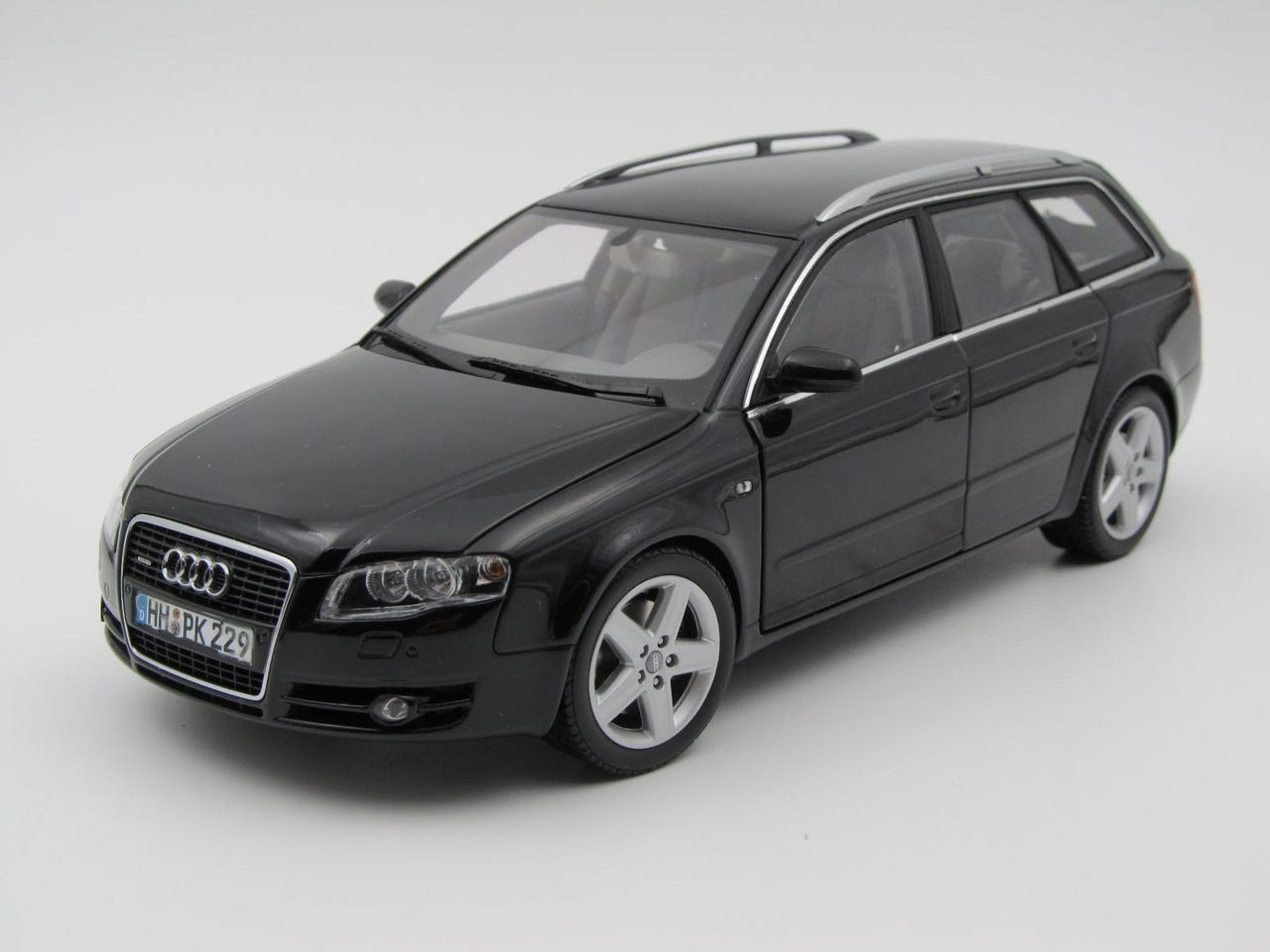 Modelbil, 2005 Audi A4 Avant 3,2 FSI Quattro, skala 1:18 | DBA