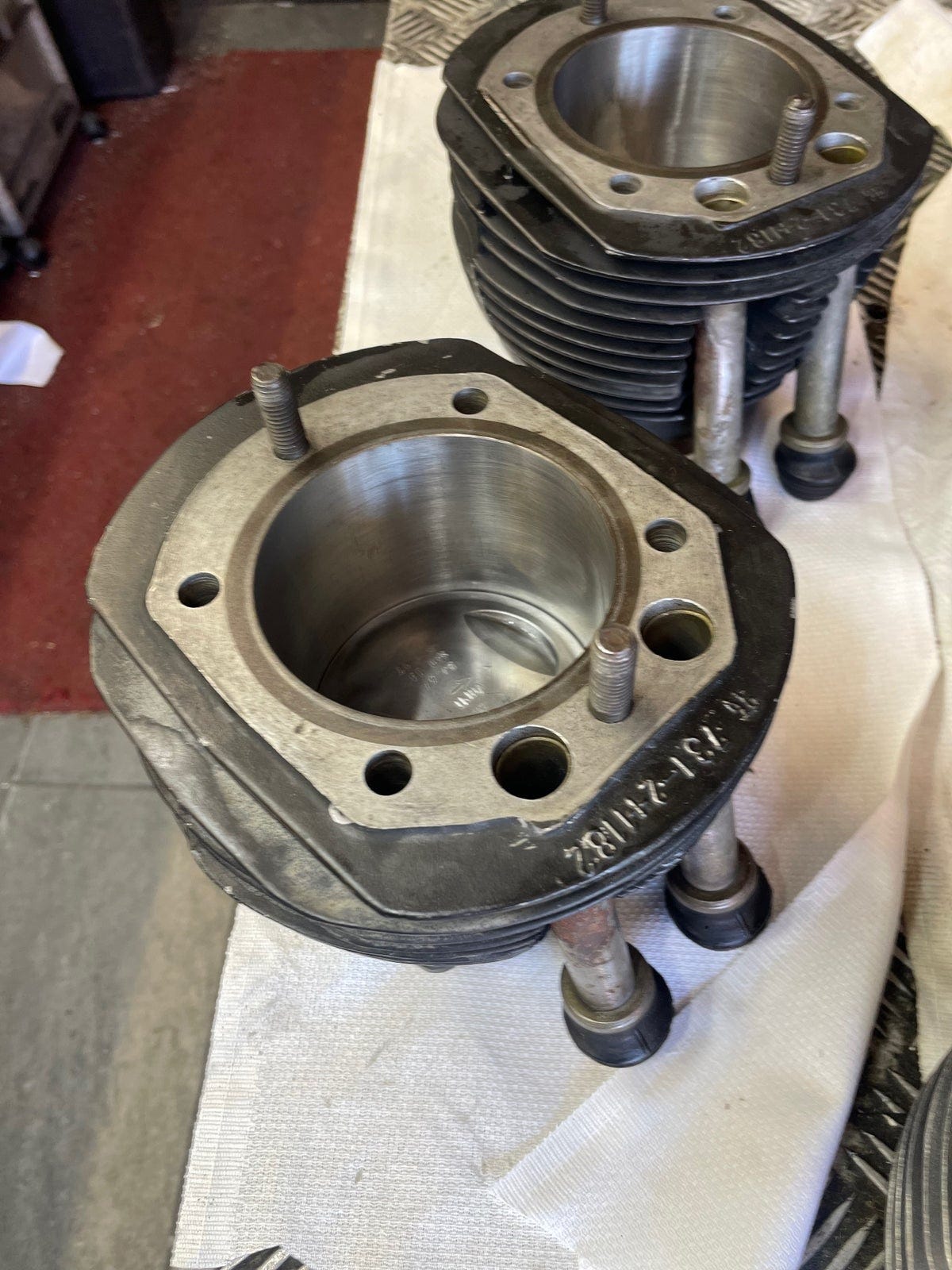 BMW R100..R90S(efter 6/7 1975) samt R90 årg. 1976: BMW cylinder m ...