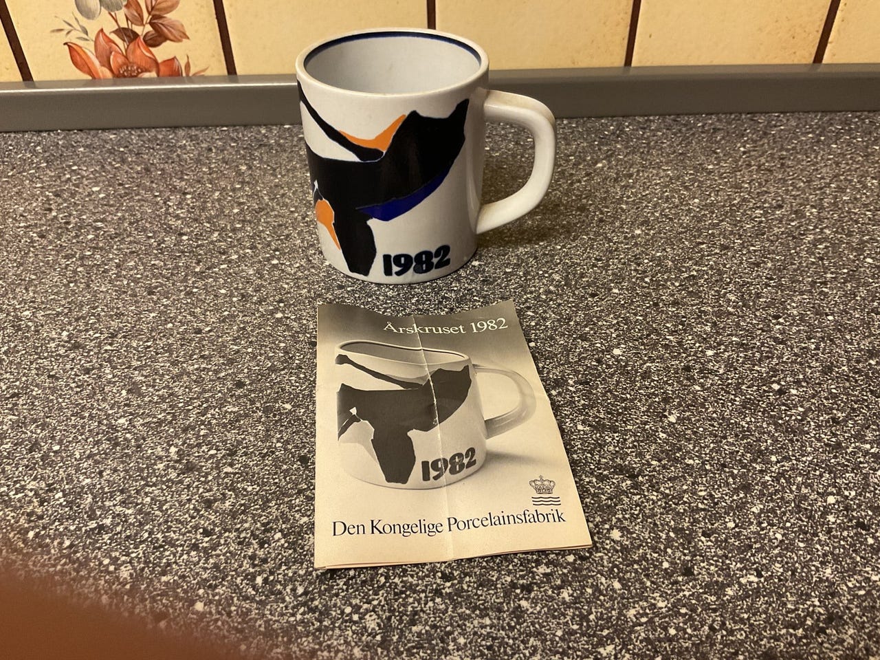 Porcelæn, Ældre Årskrus 1982 Royal Copenhagen Pynt. Sender gerne | DBA