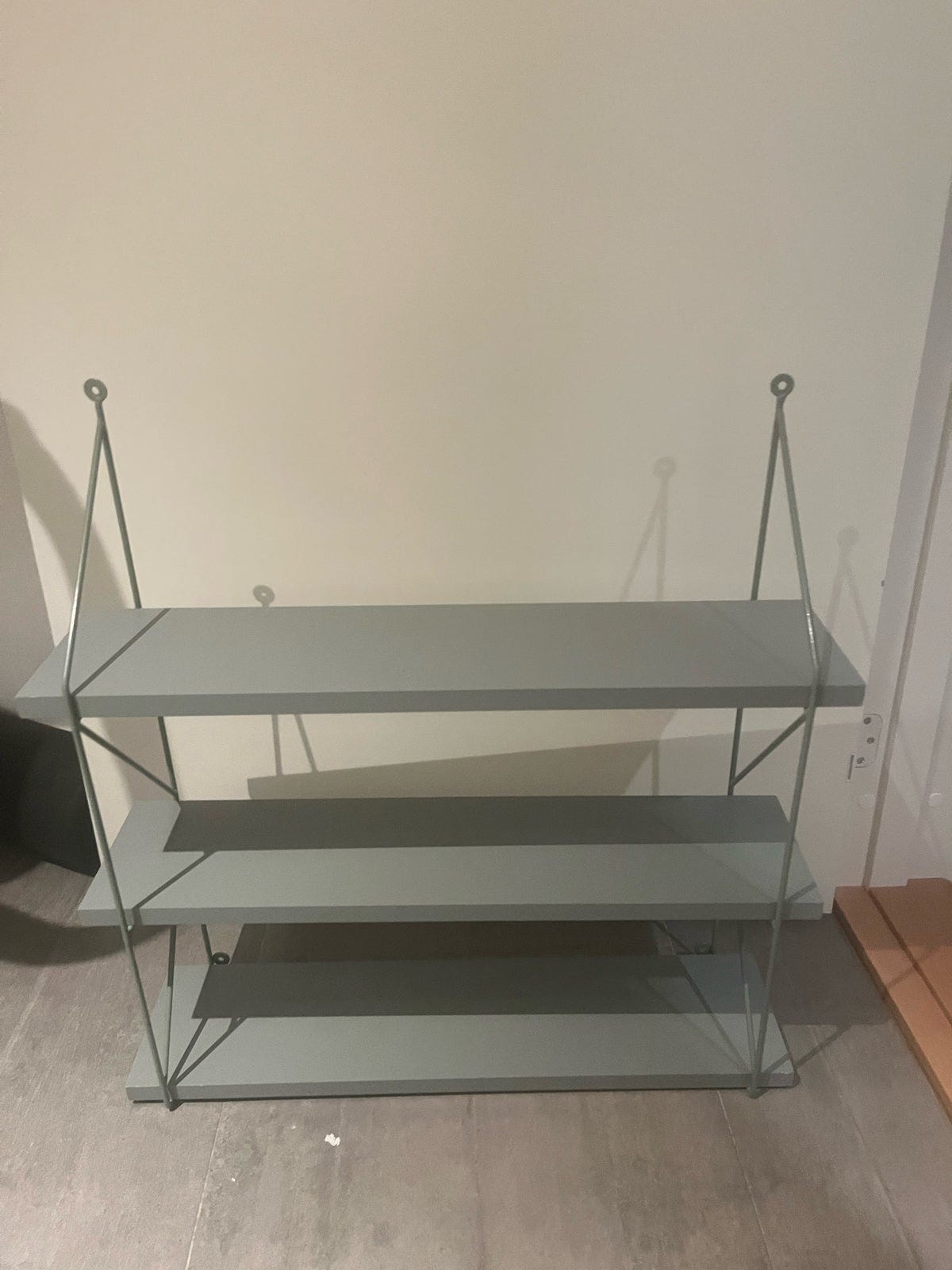 Fin lille hylde/reol i flot farve | DBA