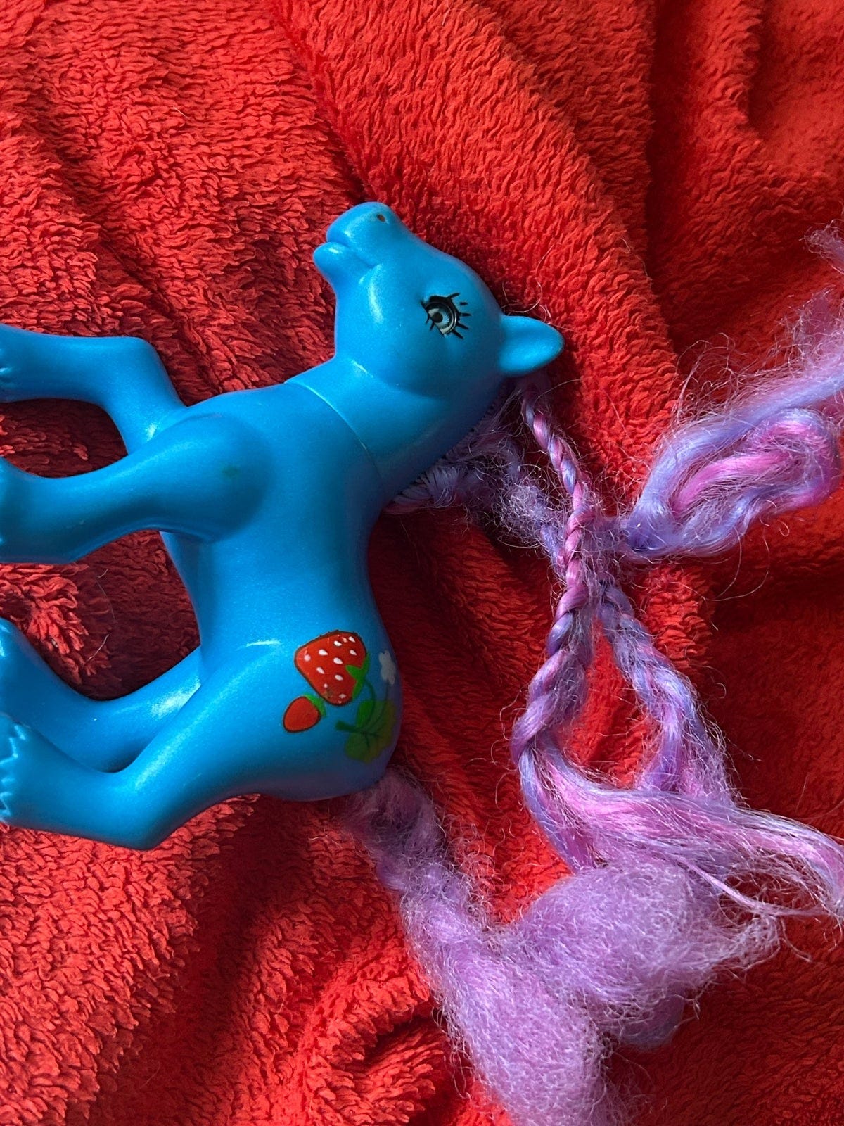 My Little Pony, Blå hest med jordbær , My little pony eller andet | DBA