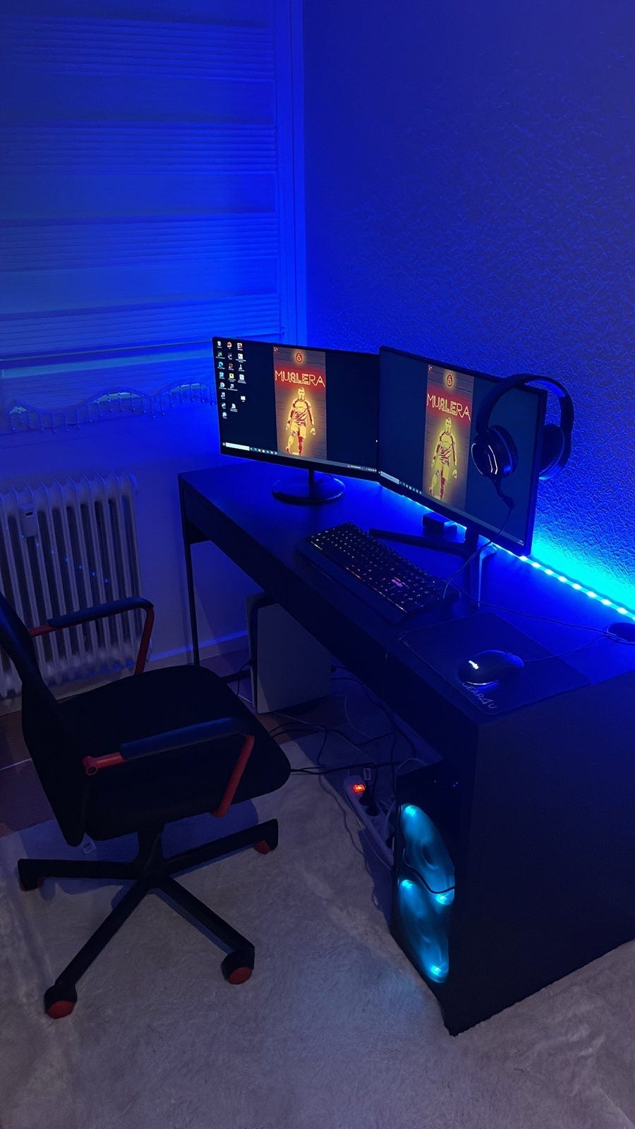 PC-setup med to skærme, skrivebord og stol , til pc | DBA