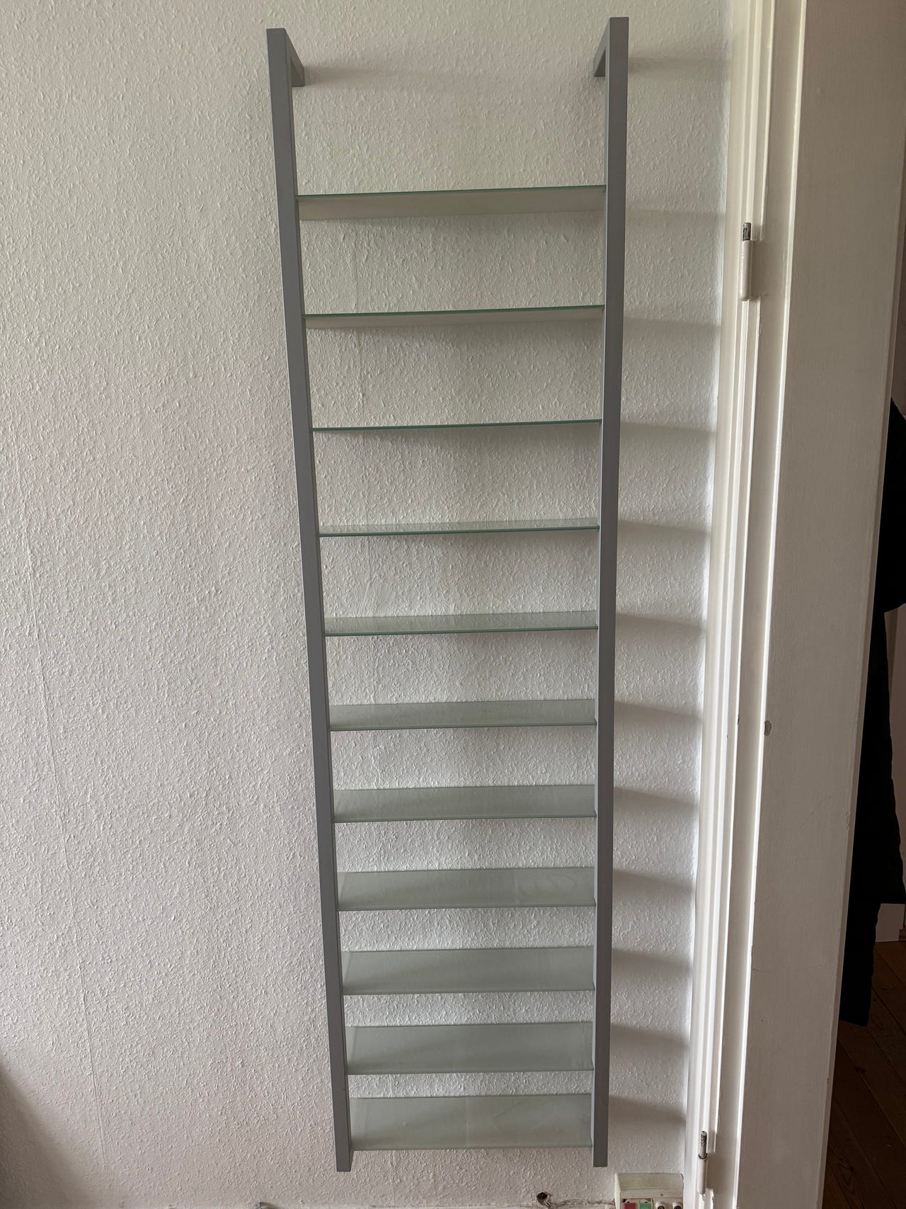 Væghængt reol med smalle glashylder | DBA