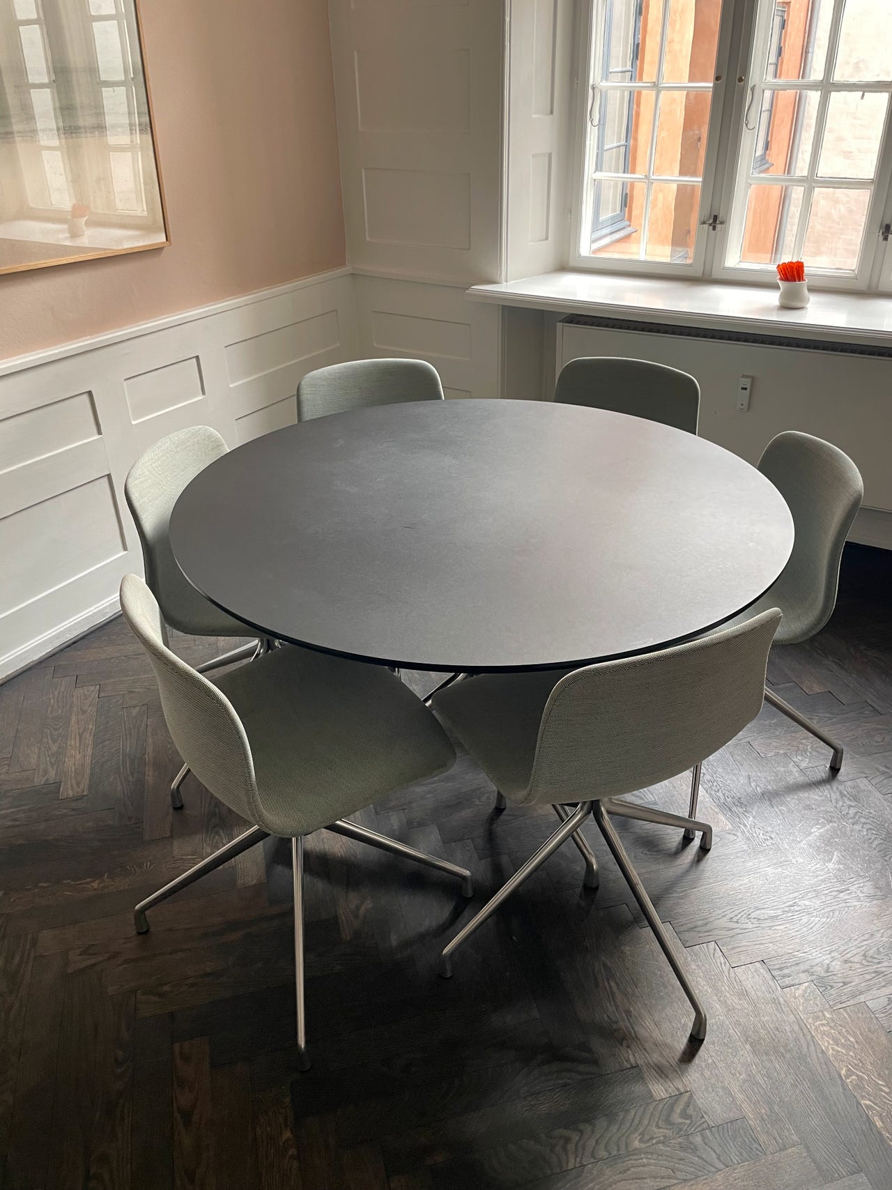 Hay rundt bord og stole | DBA