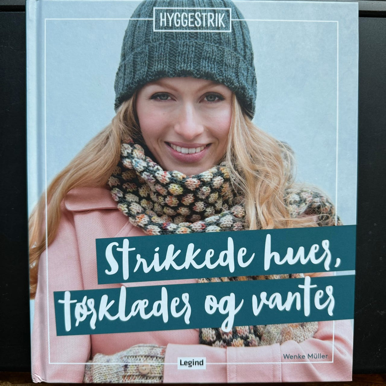 STRIKKEDE HUER, TØRLÆDER og VANTER * Wenke Müller | DBA