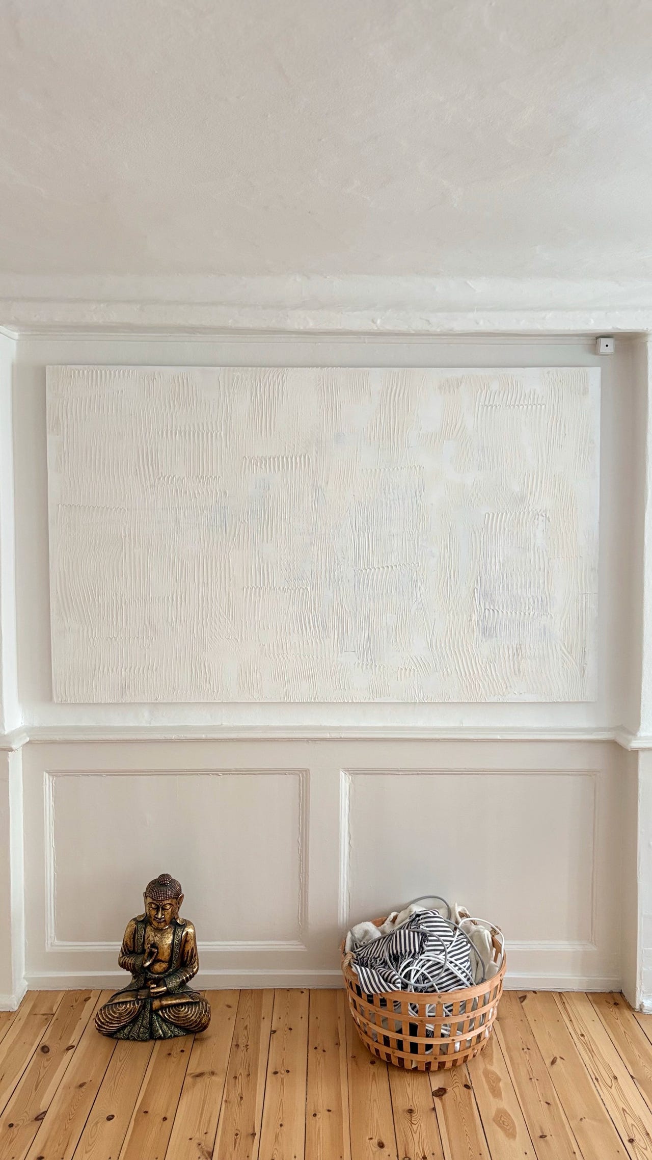 Stort og smukt kunstværk i hvide, strukturrige nuancer | DBA