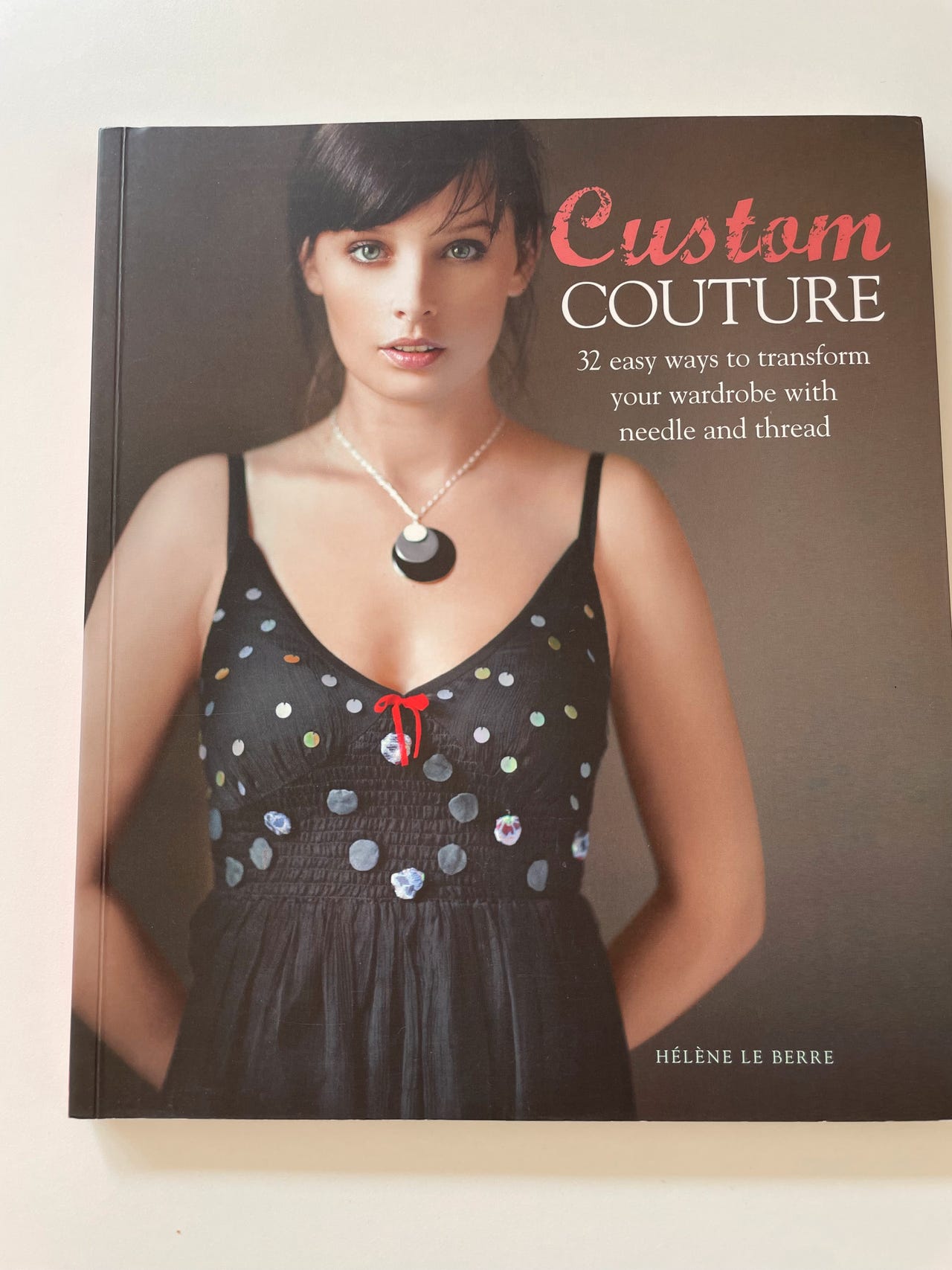 Custom Couture: 32 Easy Ways to Transform Your Wardrobe.. af Hélène Le Berre | DBA