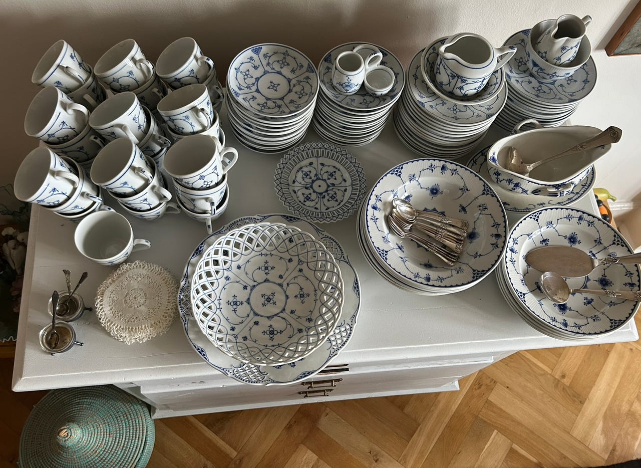 Tysk musselmalet stel 28 stk. med sølv skeer og hæklede ...