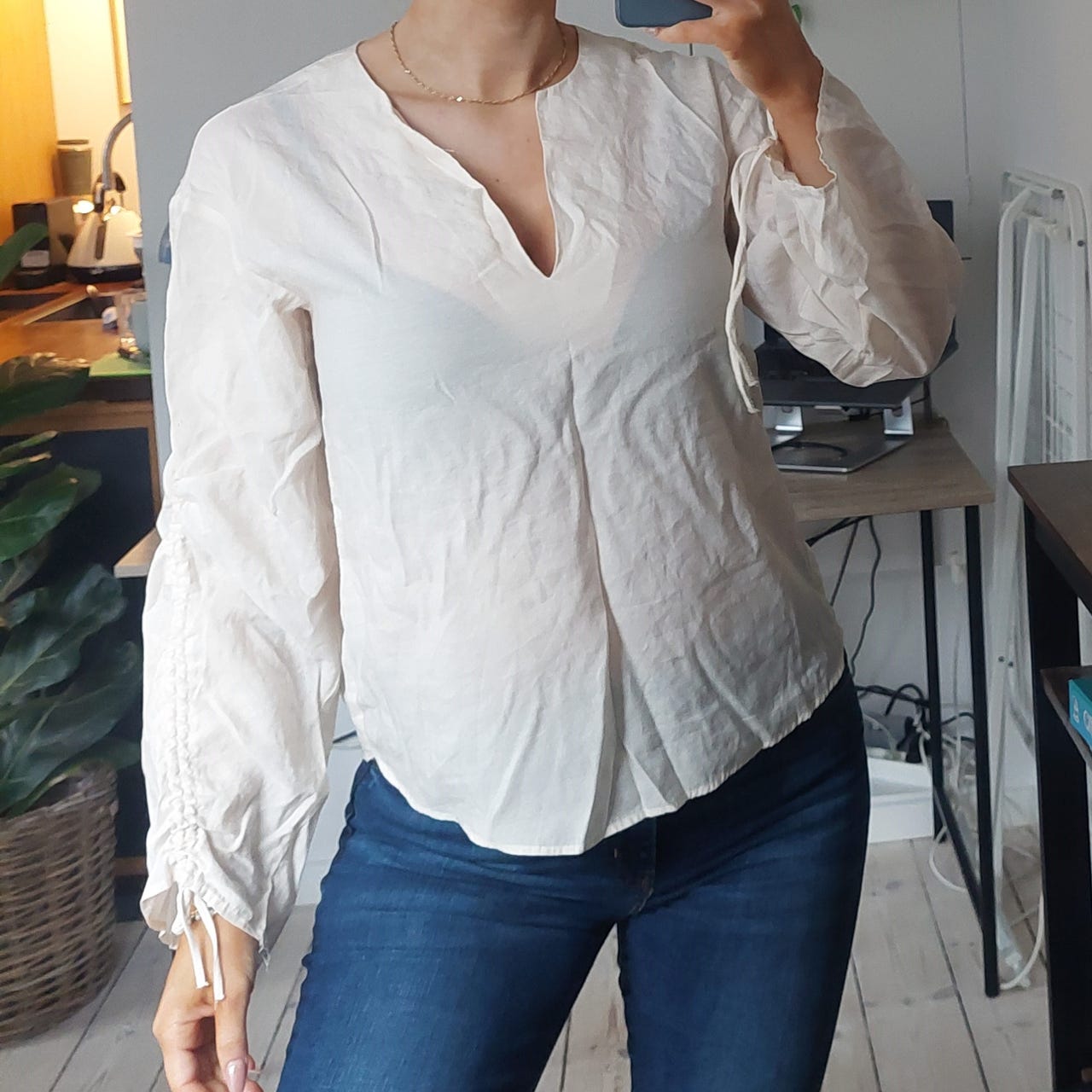 Beige bluse fra H&M med V-udskæring og fine detaljer på ærmerne | DBA