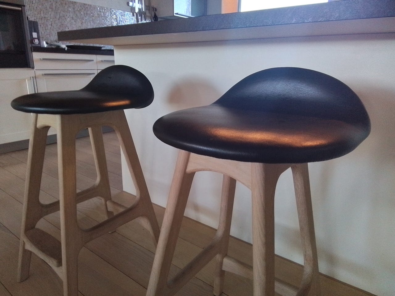 Erik Buch Barstole i massiv eg og sort læder | DBA