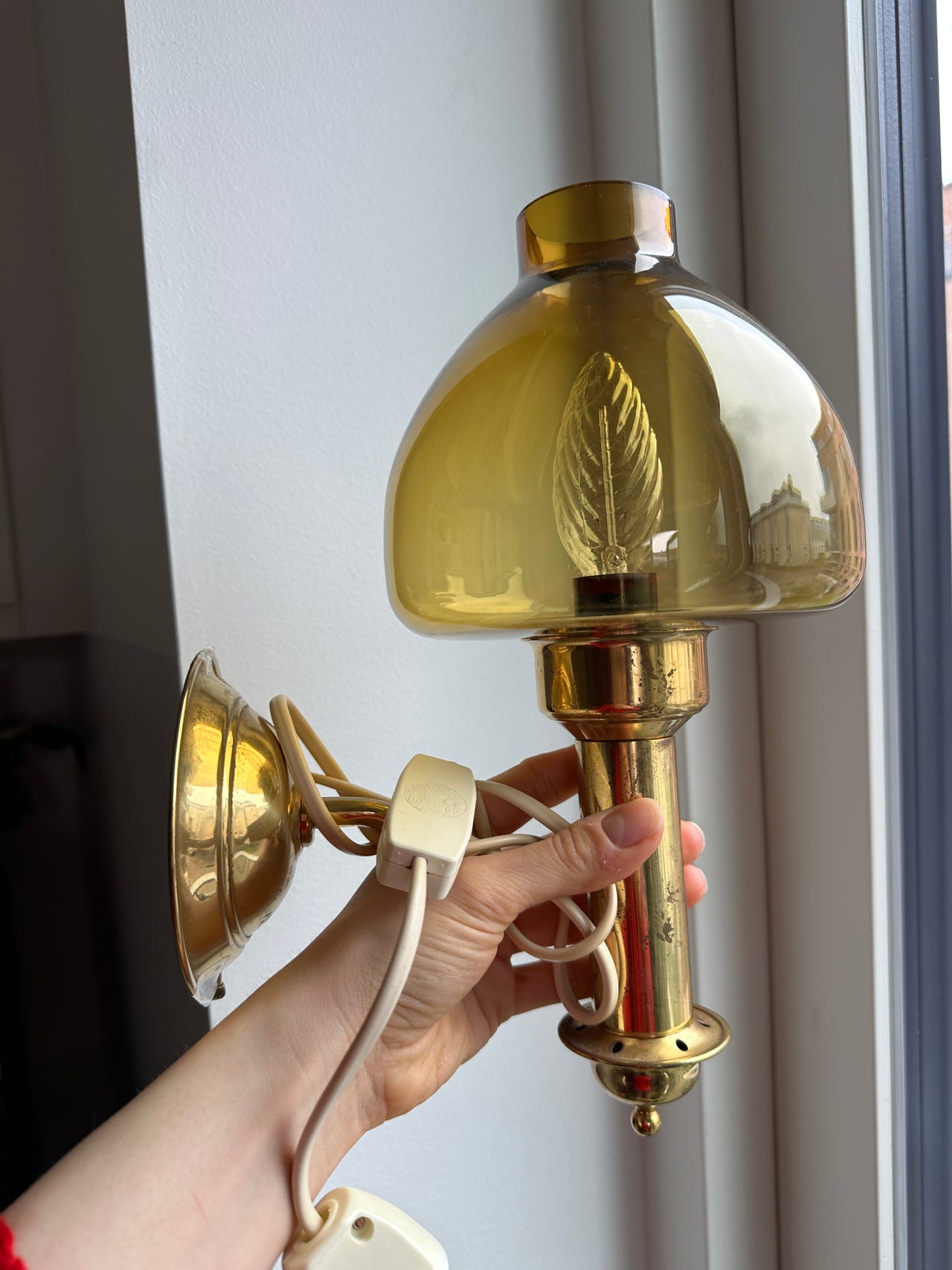 Flot vintage / antik messing væglampe / lampe med røgfarvet / brun glas | DBA