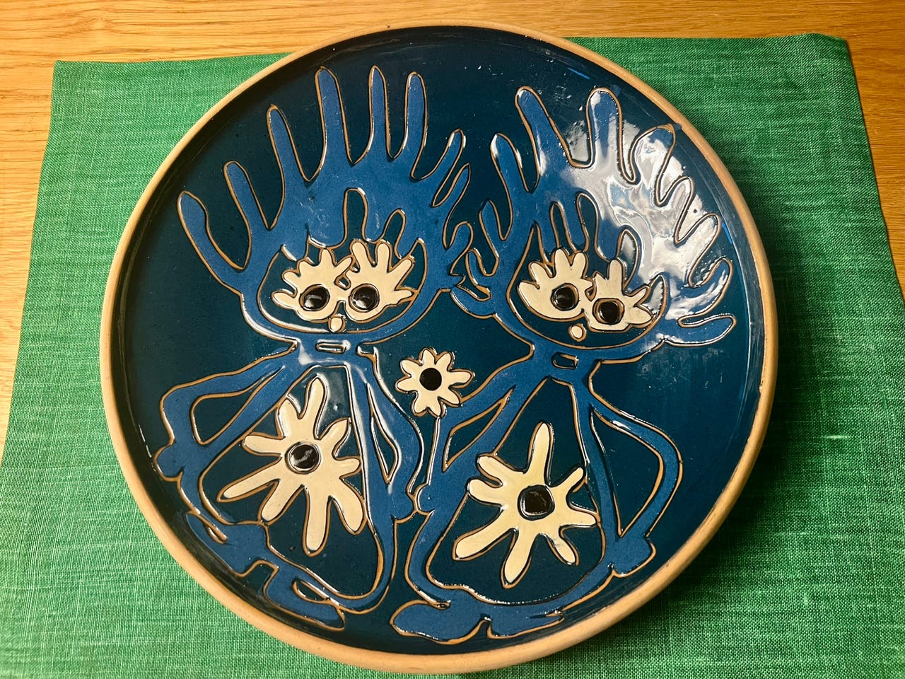 Flot lerfad med trolde af Inge Marie Kirk, keramik fad | DBA