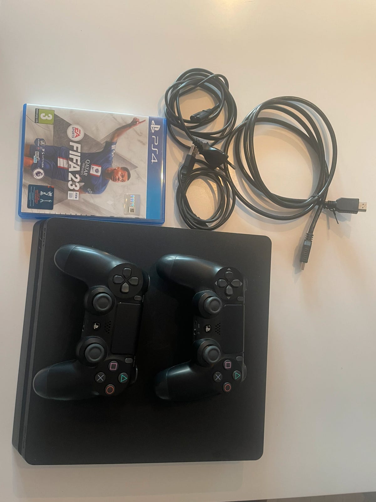 Ps4 inkl. 2x controller og FIFA 23 | DBA