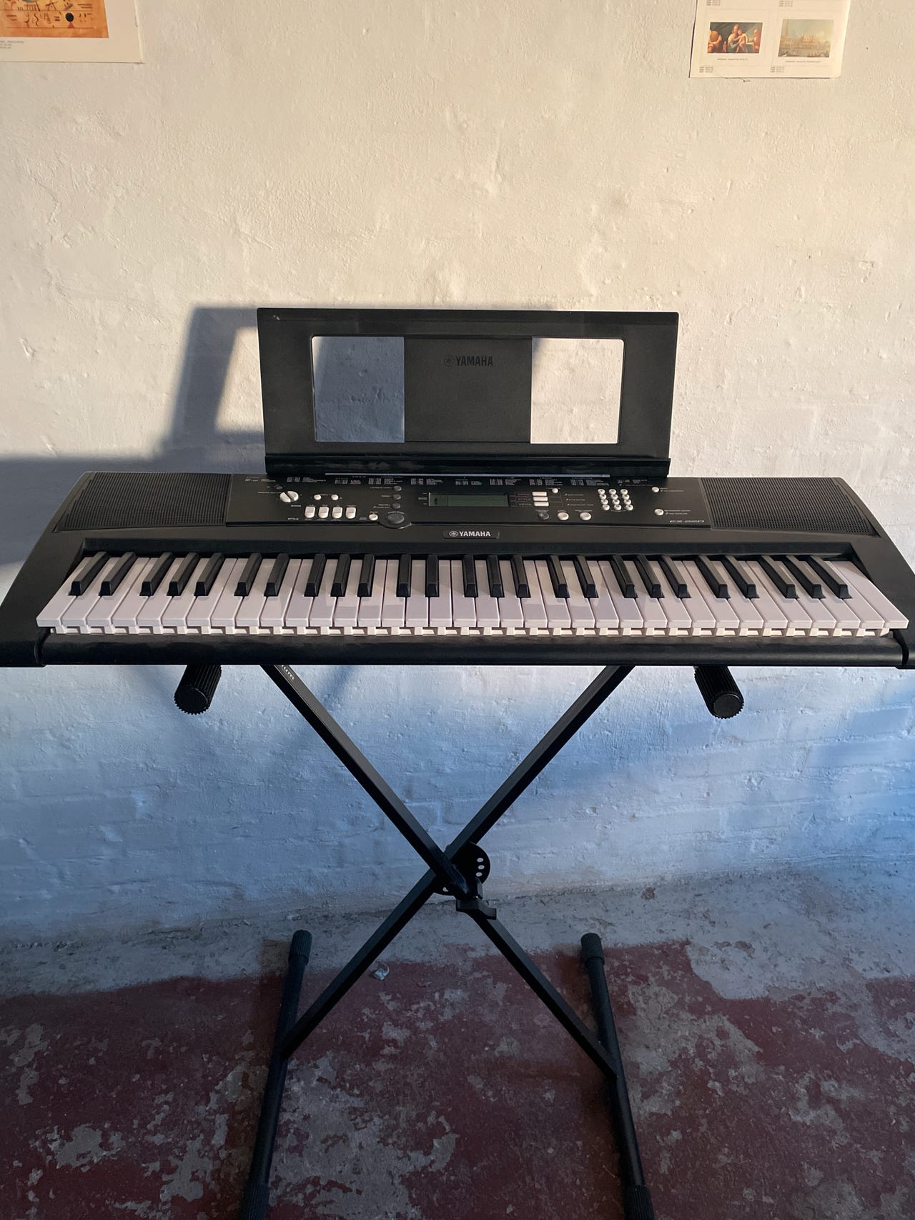 Yamaha EZ-220 keyboard + stand | DBA