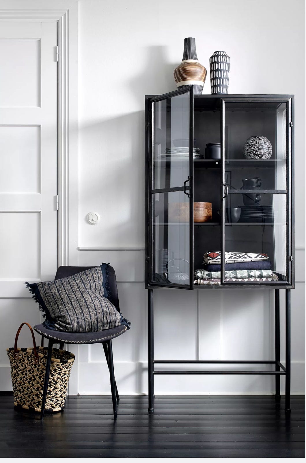 Skab/vitrine i sort metal | DBA