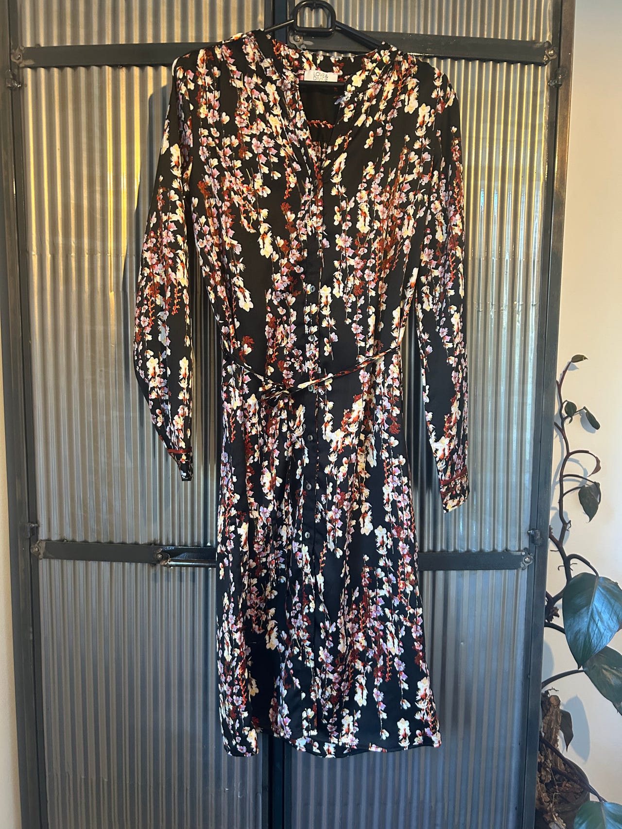 Love & devine kjole str xs - sort med en masse små fine blomster | DBA
