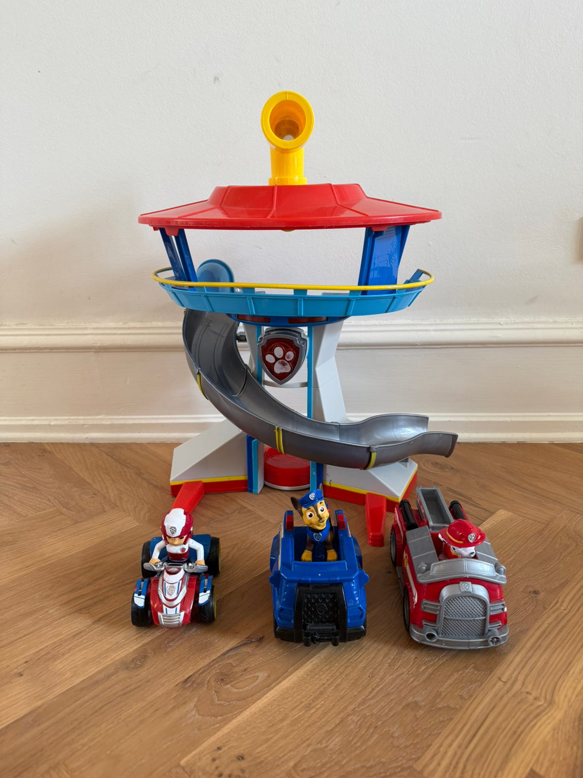 Paw Patrol tårn inkl. tre figurer og køretøjer. | DBA