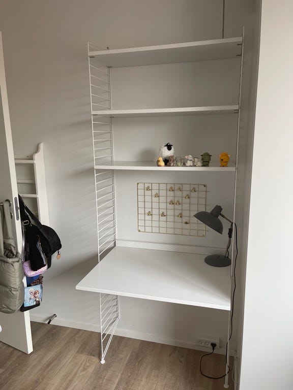 Skrivebord/reol fra String | DBA